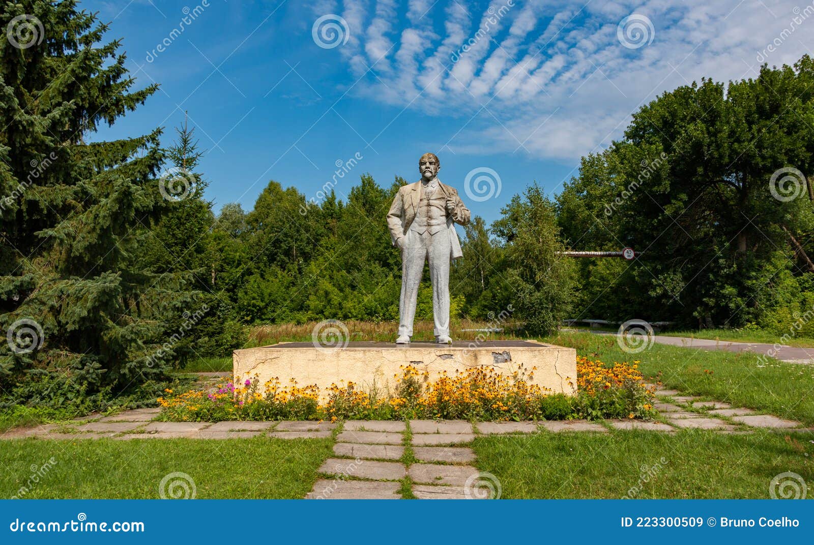 Statue of Lenin in Chernobyl Stock Image - Image of garden, chernobyl ...