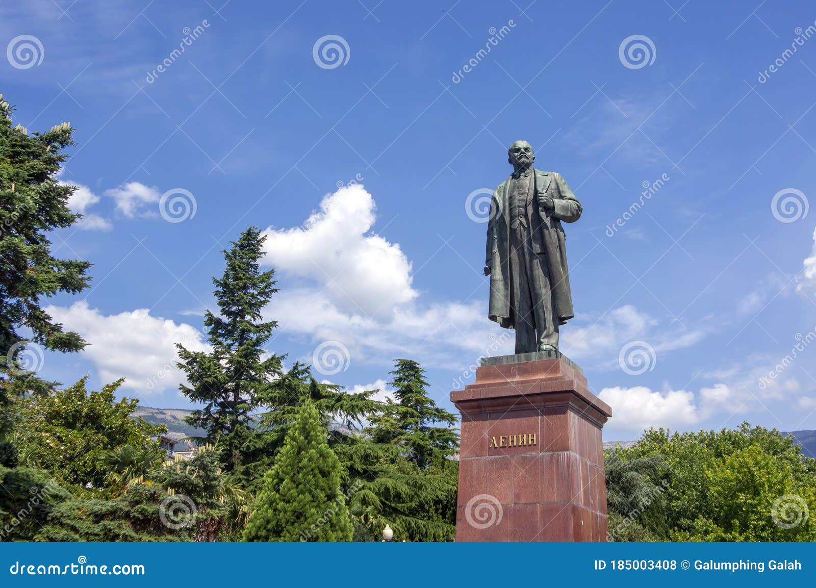 Statue of Lenin, Yalta, Ukraine Editorial Stock Photo - Image of ...