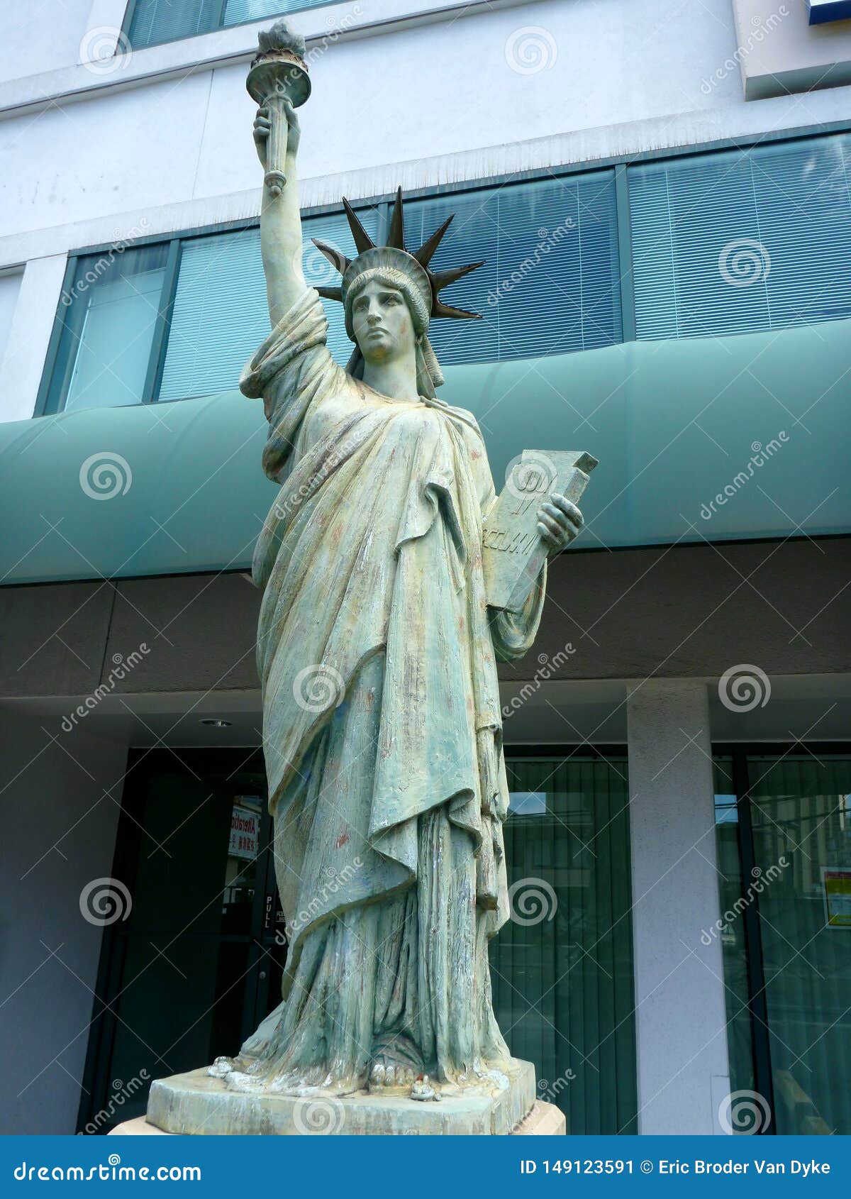 Statue of Liberty Replica editorial photo. Image of america - 149123591