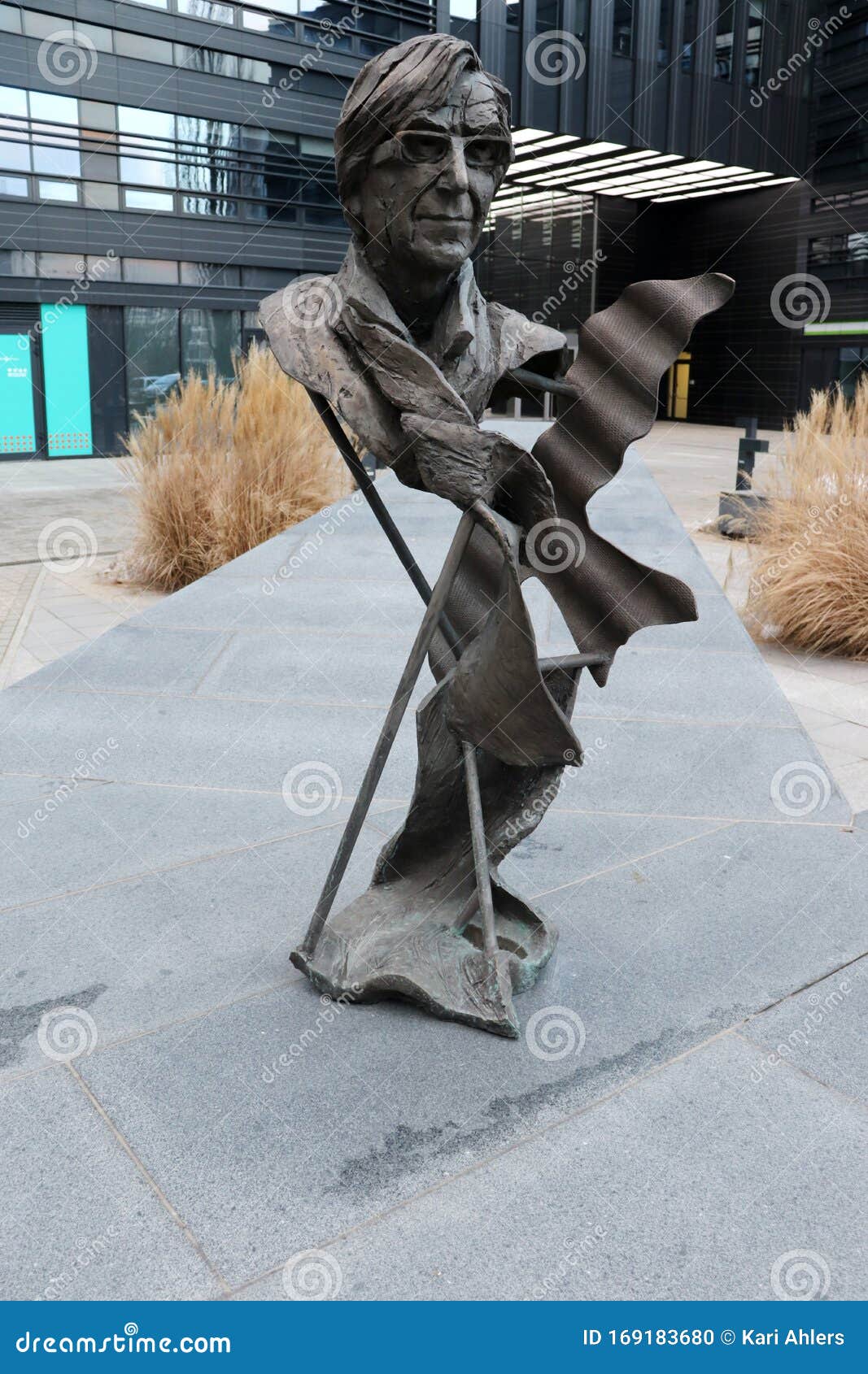 Statue in Warsaw, Poland editorial image. Image of tourist - 169183680