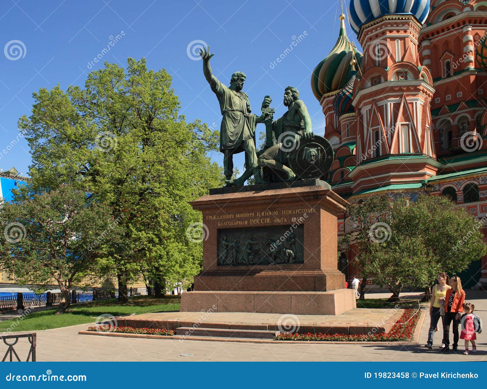 Statue near Moscow Kremlin editorial stock photo. Image of kuzma - 19823458