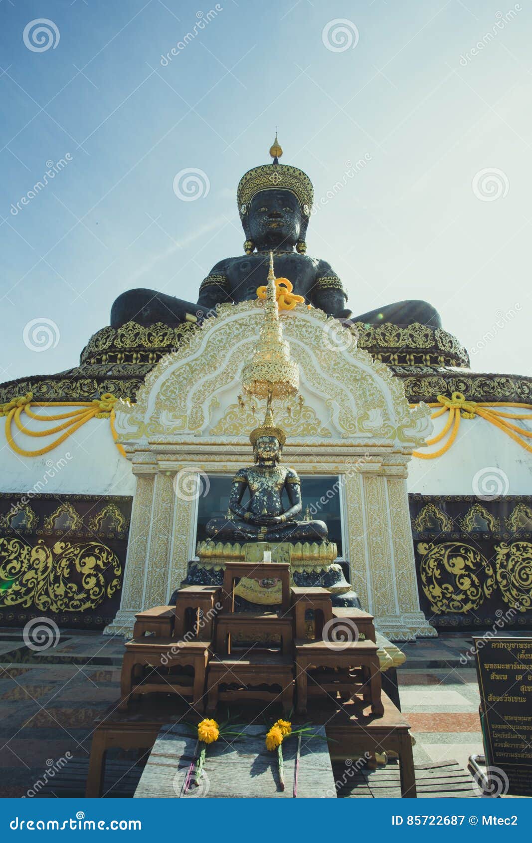 Statue Noire De Bouddha Dans Le Temple Plublic Image stock - Image du ...