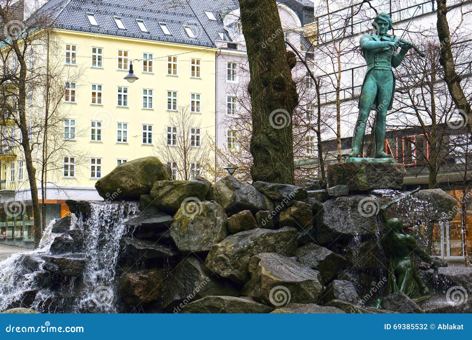 Statue of Ole Bull in Bergen, Norway Editorial Photography - Image of ...