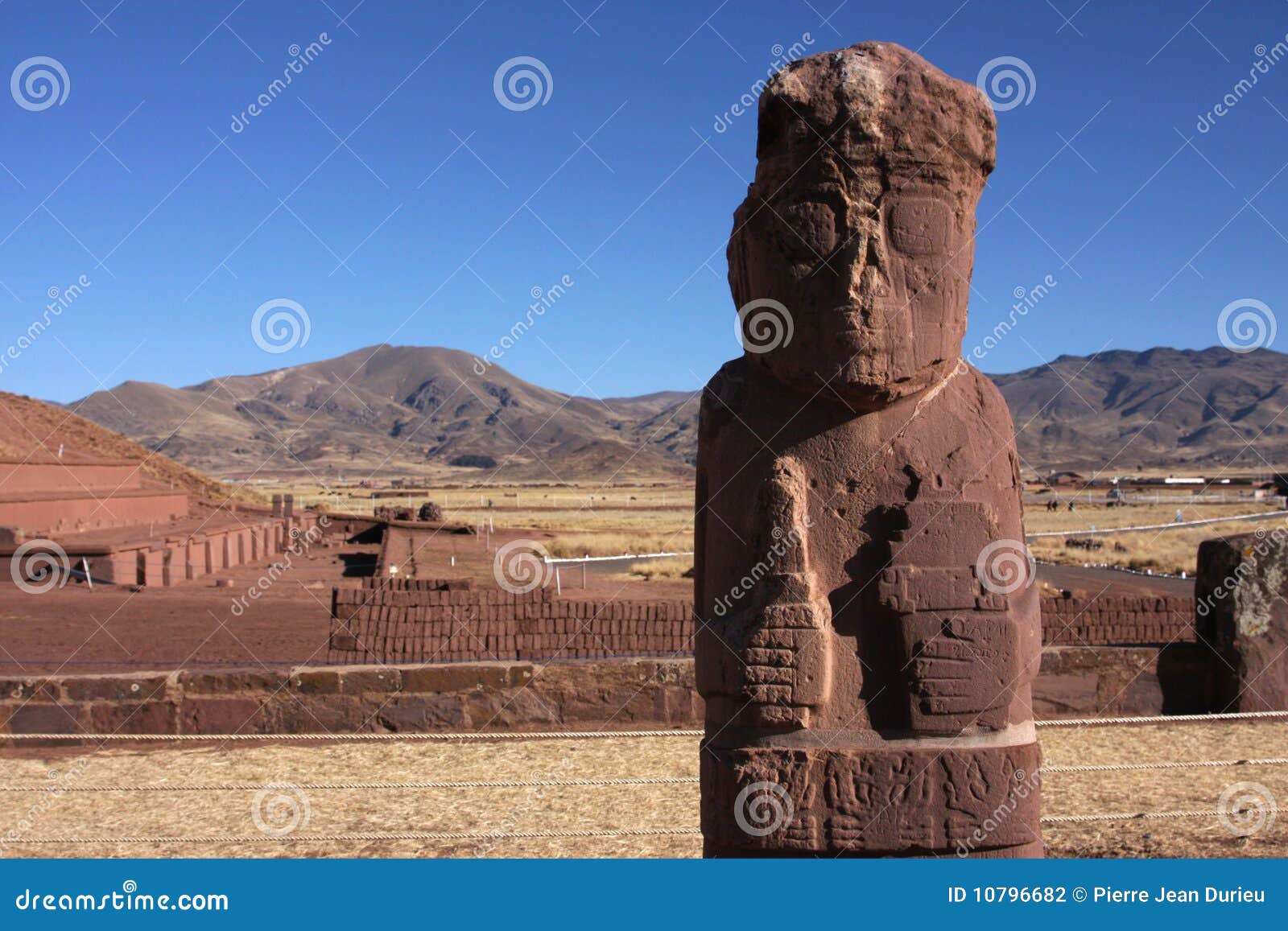 Statue and Pyramid in Tiwanaku Stock Photo - Image of tiwanaku, statue ...