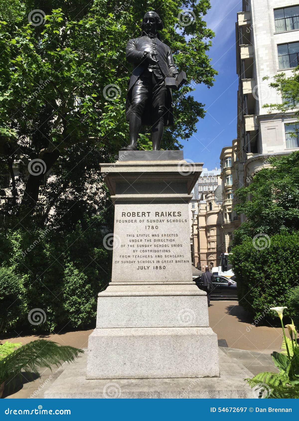 Statue of Robert Raikes editorial photography. Image of founder - 54672697