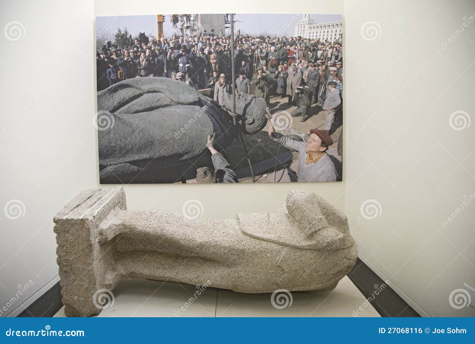 Statue of Saddam Hussein from Collapse Editorial Photo - Image of ...