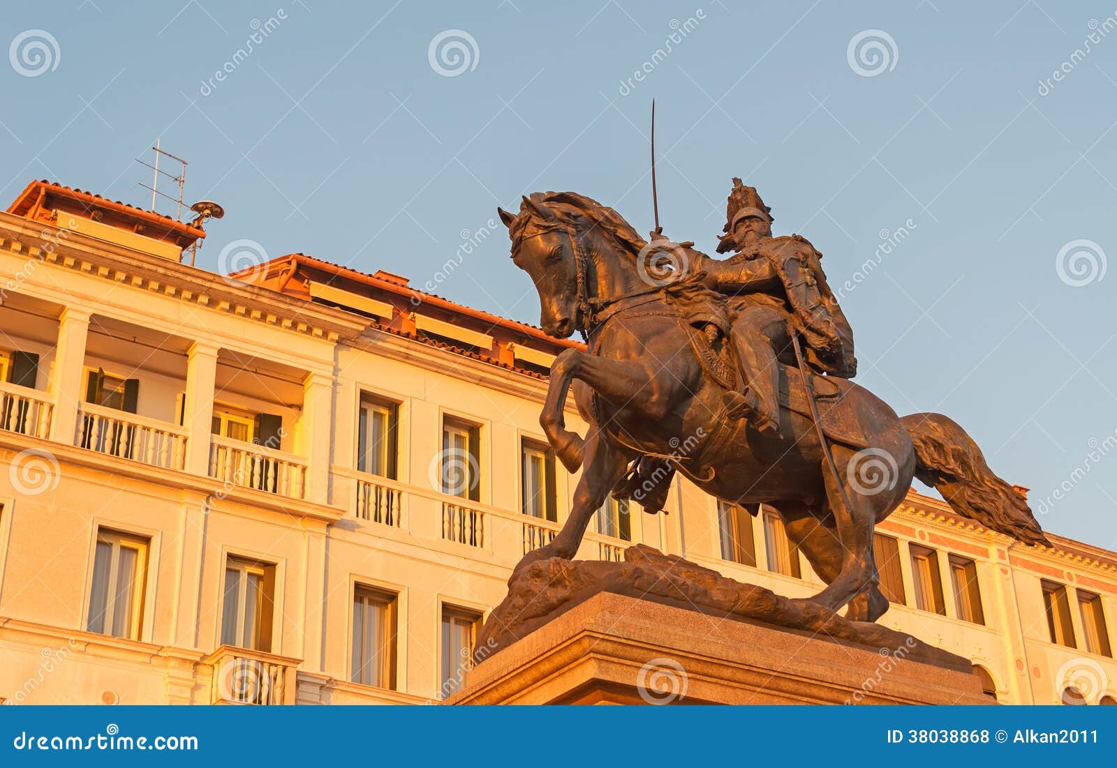 Statue at sunset stock photo. Image of architecture, monument - 38038868