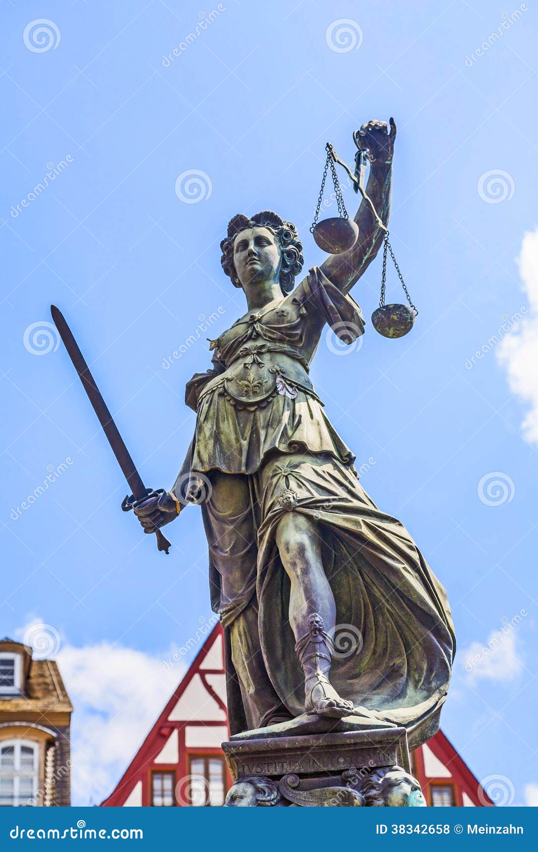 Statue Von Dame Justice Vor Dem Roemer in Frankfurt Stockfoto - Bild ...