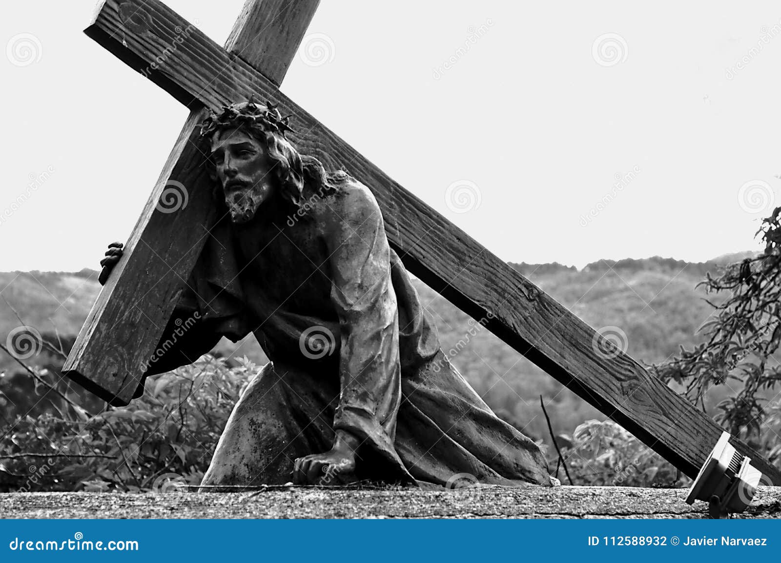 Statue Von Jesus Christus Fallend Mit Dem Kreuz Stockfoto - Bild von ...