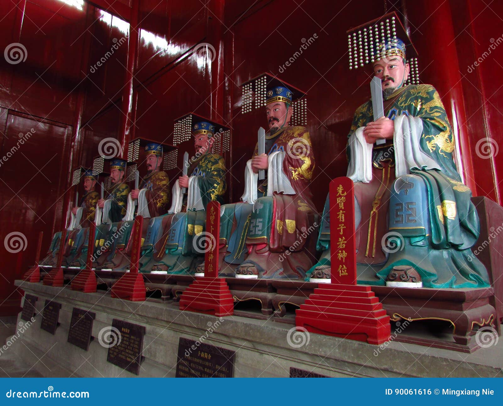 Statue von Konfuzius stockfoto. Bild von engagiert, konfuzius - 90061616