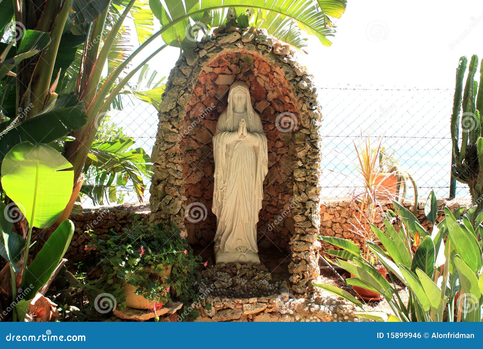 Statue von Maria stockfoto. Bild von garten, heiliger - 15899946