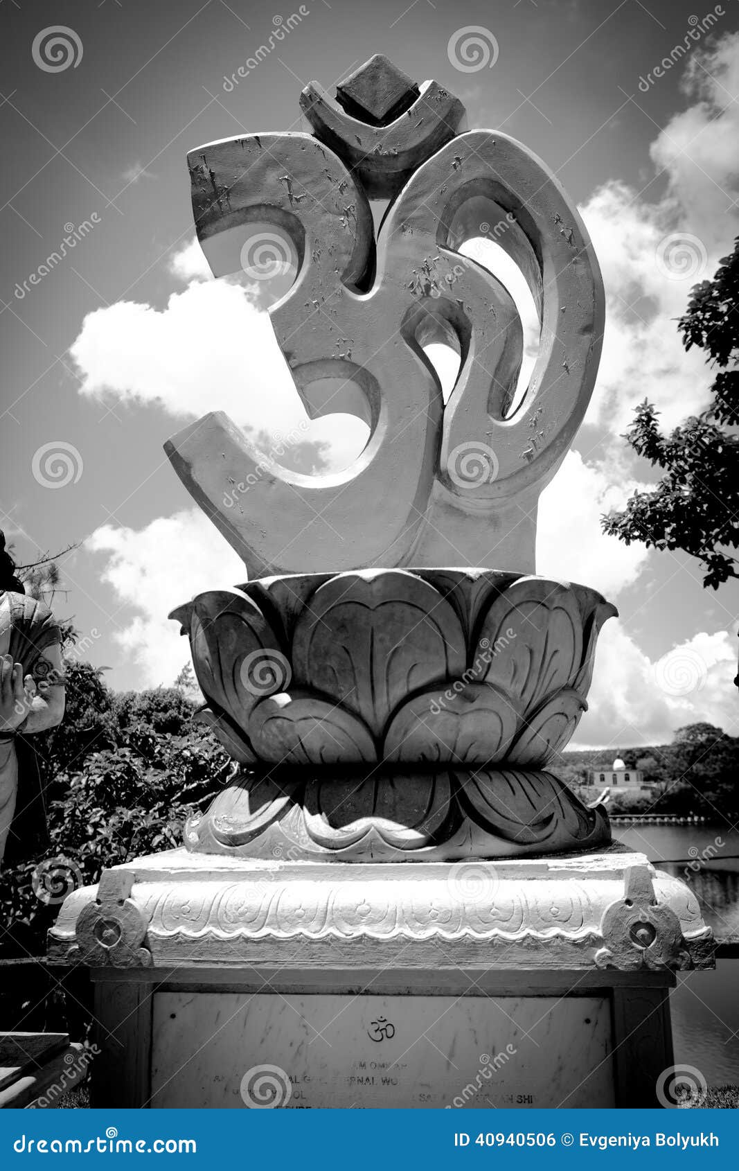 Statue von OM-Zeichen redaktionelles foto. Bild von sanskrit - 40940506