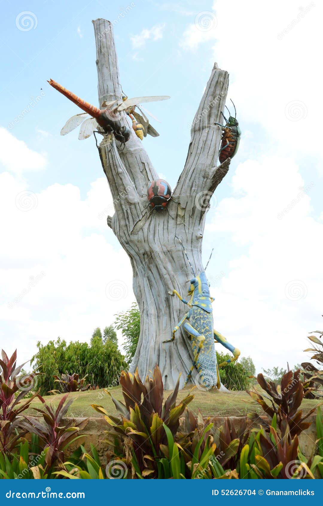 STATUES D'INSECTE AU PARC photo stock. Image du plus - 52626704