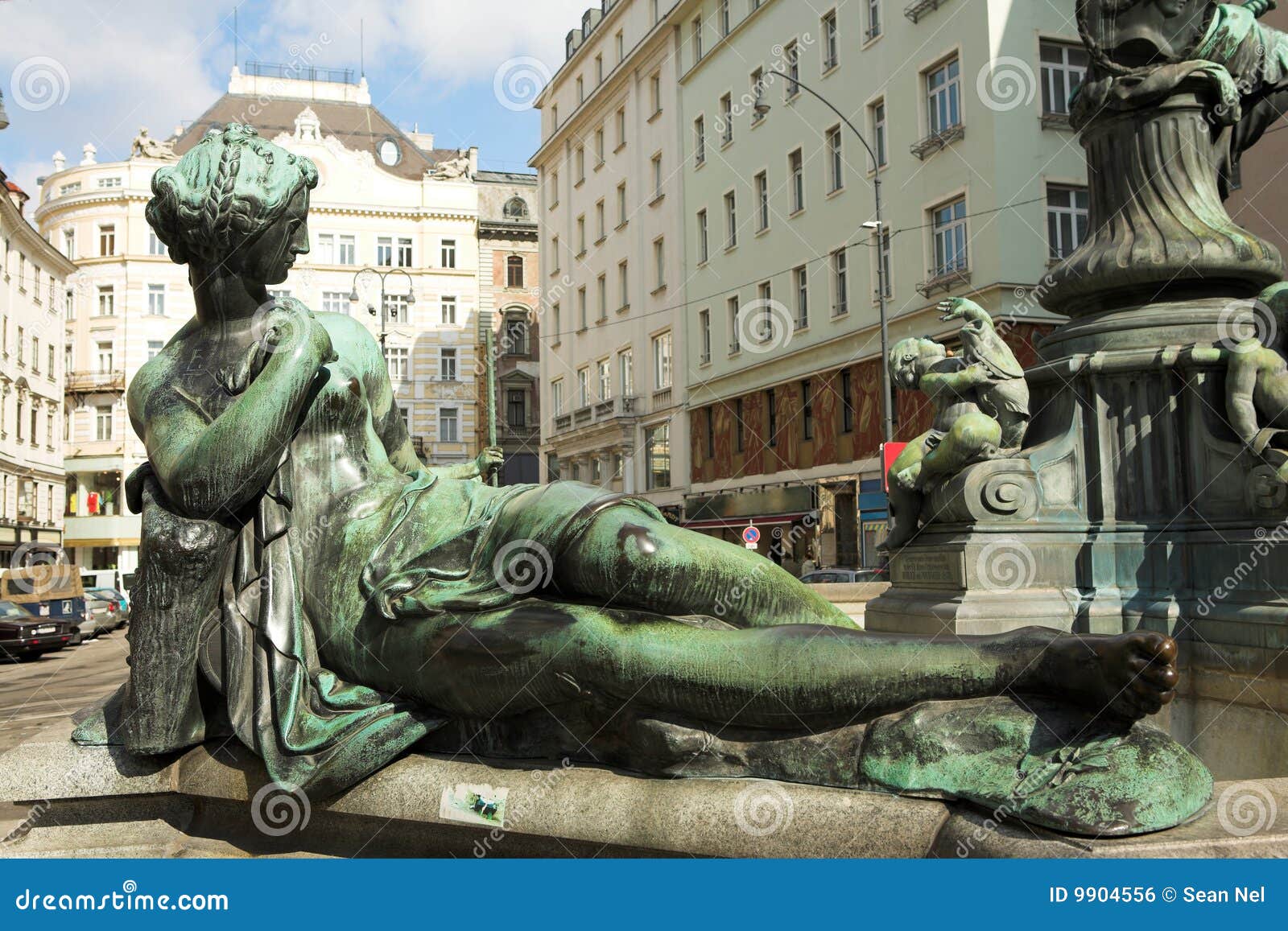 Statues Vienne D'infront De Constructions Photo stock - Image du repère ...