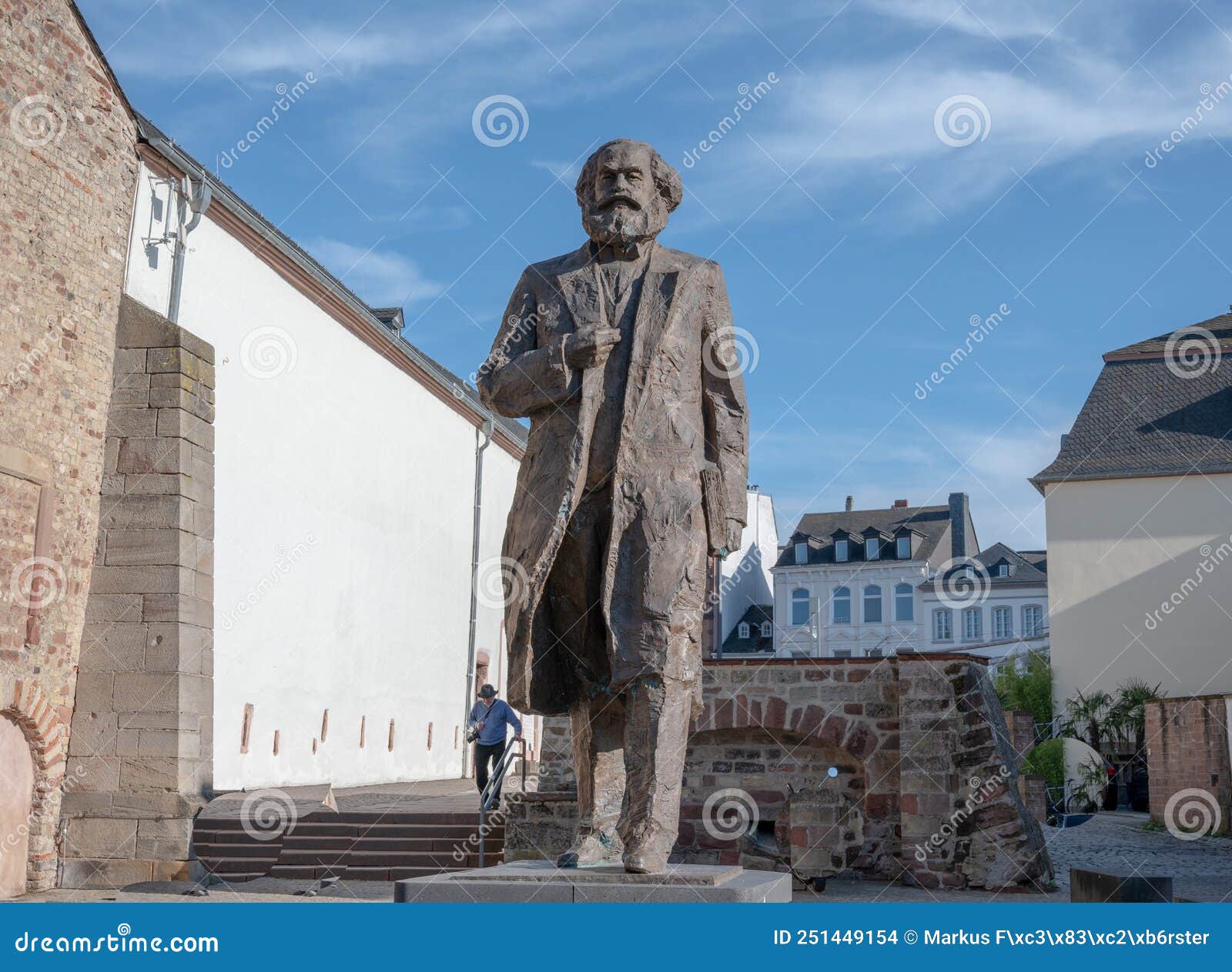 Statur von Karl Max editorial stock image. Image of gate - 251449154