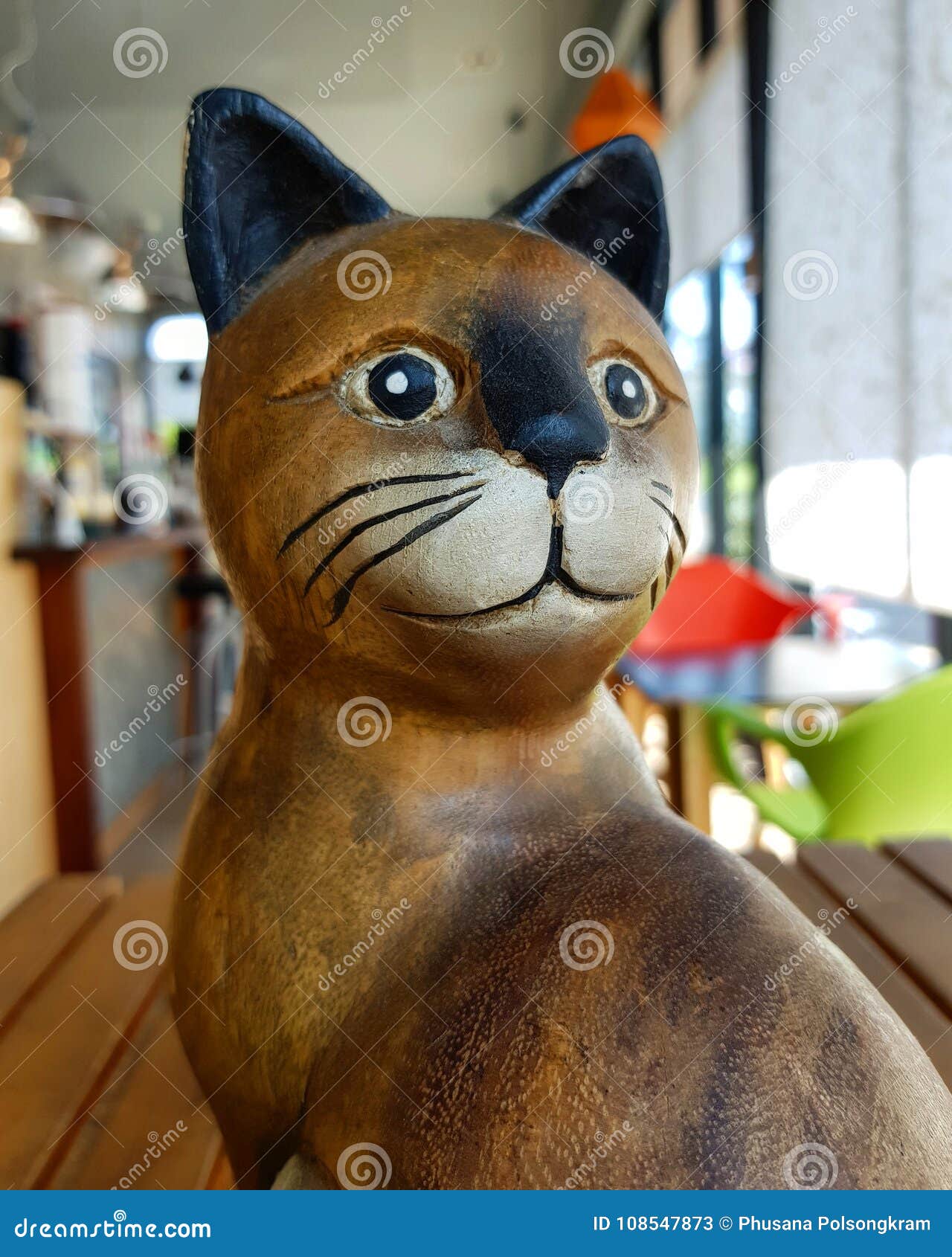 Statyn av katten i hus fotografering för bildbyråer. Bild av inomhus ...