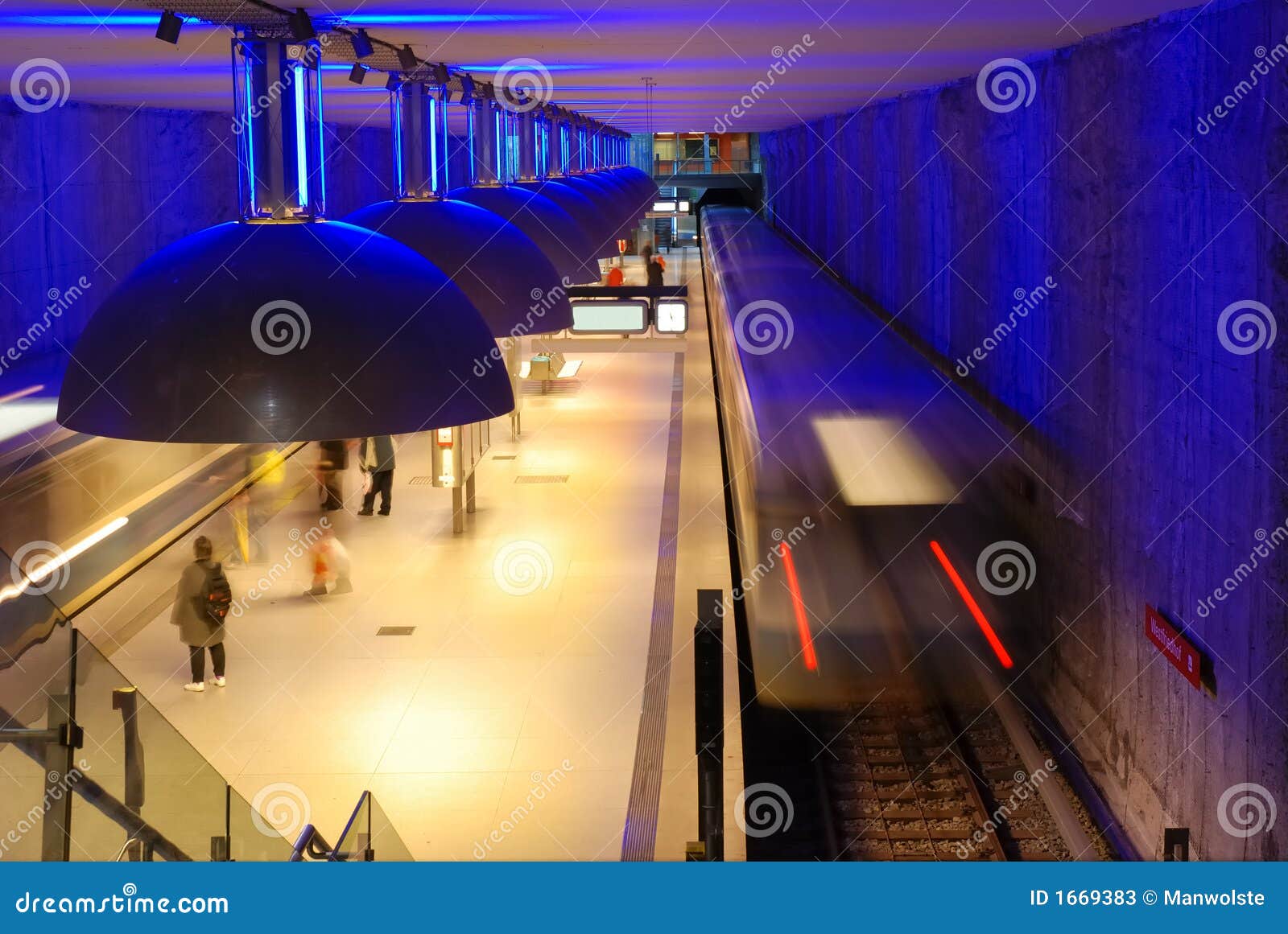 Stazione di metro blu immagine stock. Immagine di angolo - 1669383
