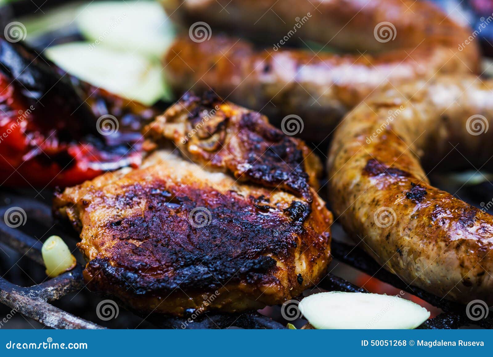 Steak und Wurst auf BBQ stockfoto. Bild von mahlzeit - 50051268