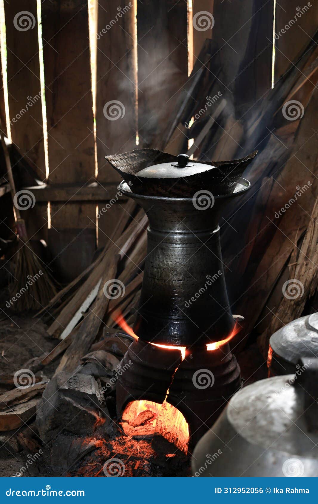 Kayu Bakar Dari Cabang Dan Ranting Pohon Stock Photo | CartoonDealer ...