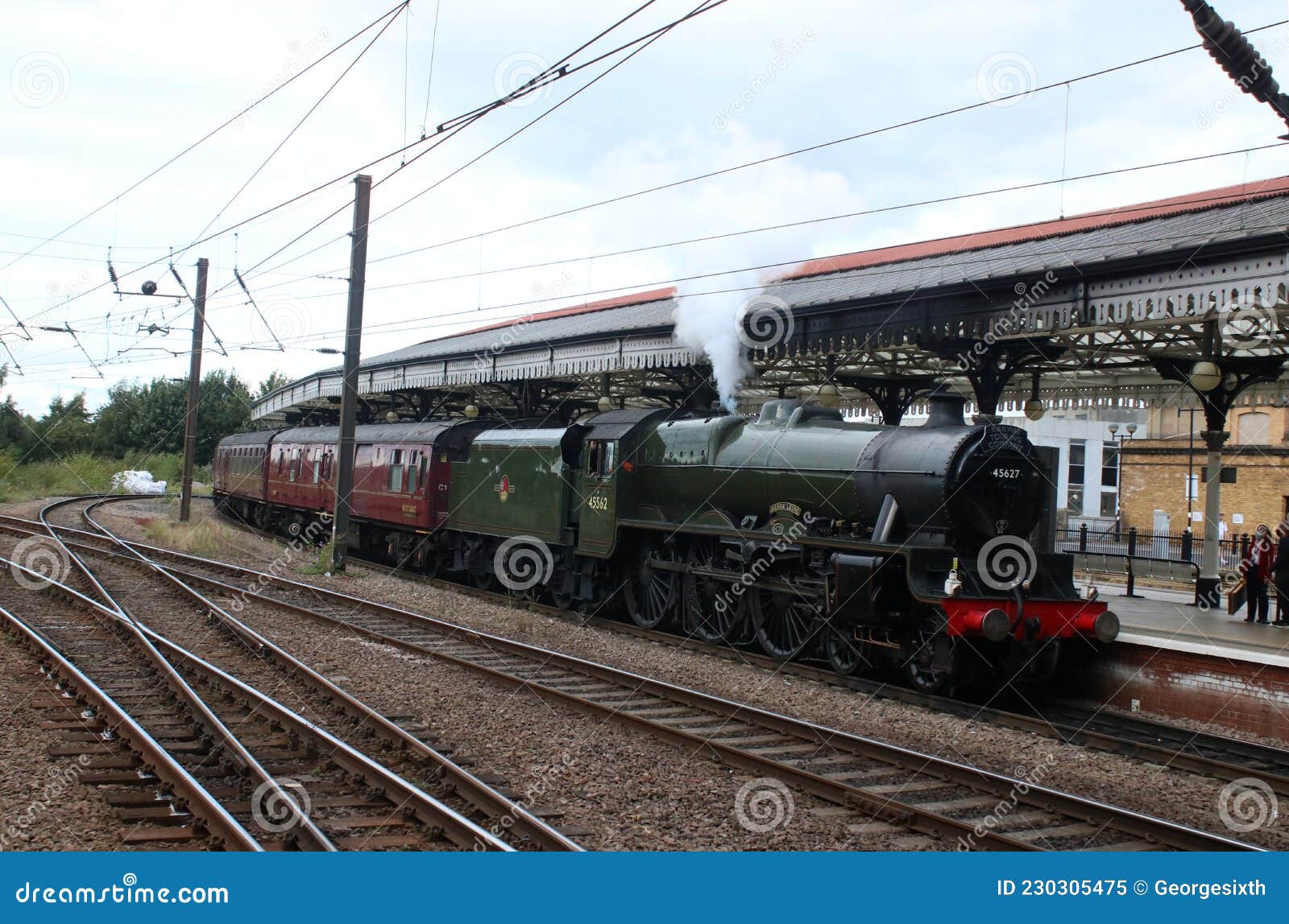 Steam Train Arriving at York Railway Station Editorial Image - Image of ...