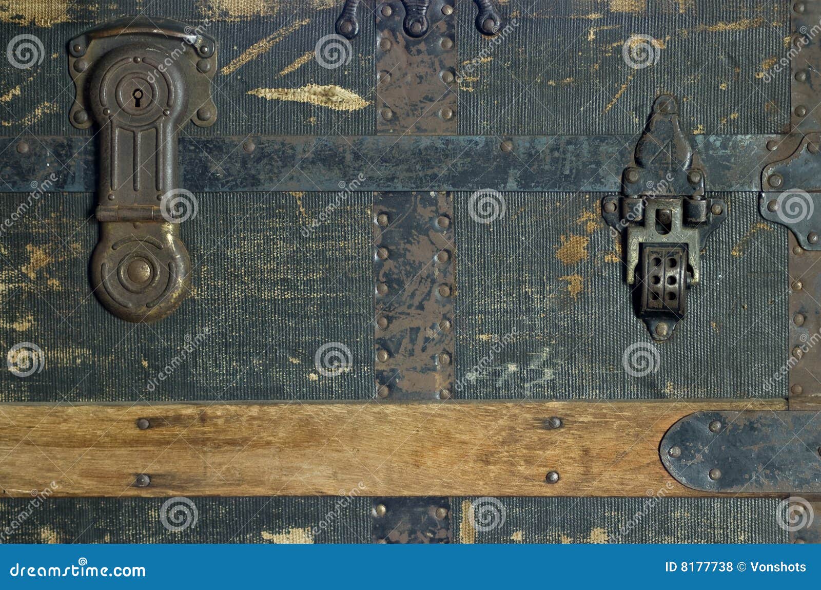 Steamer Trunk Lock and Clasp Stock Photo - Image of oxidized, aged: 8177738