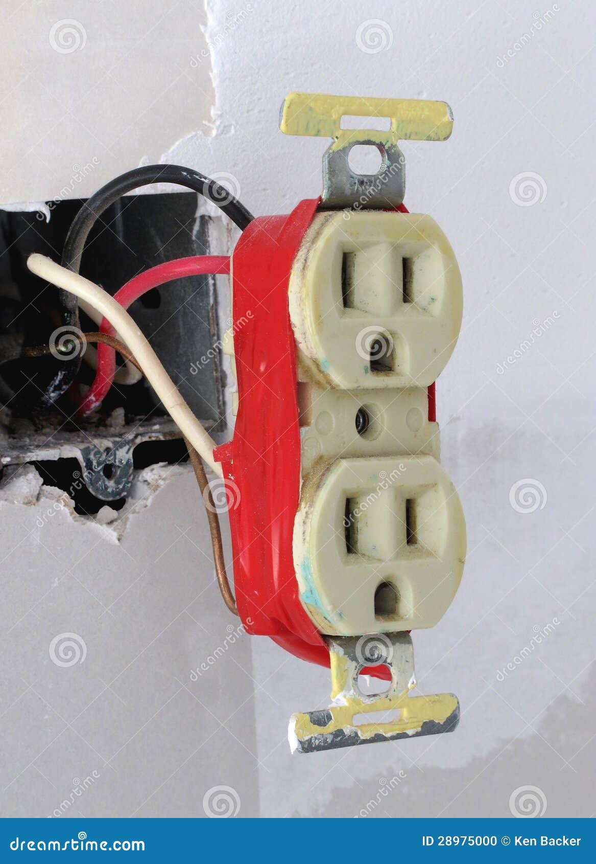 Steckdose mit zwei Bolzen. stockfoto. Bild von nahaufnahme - 28975000