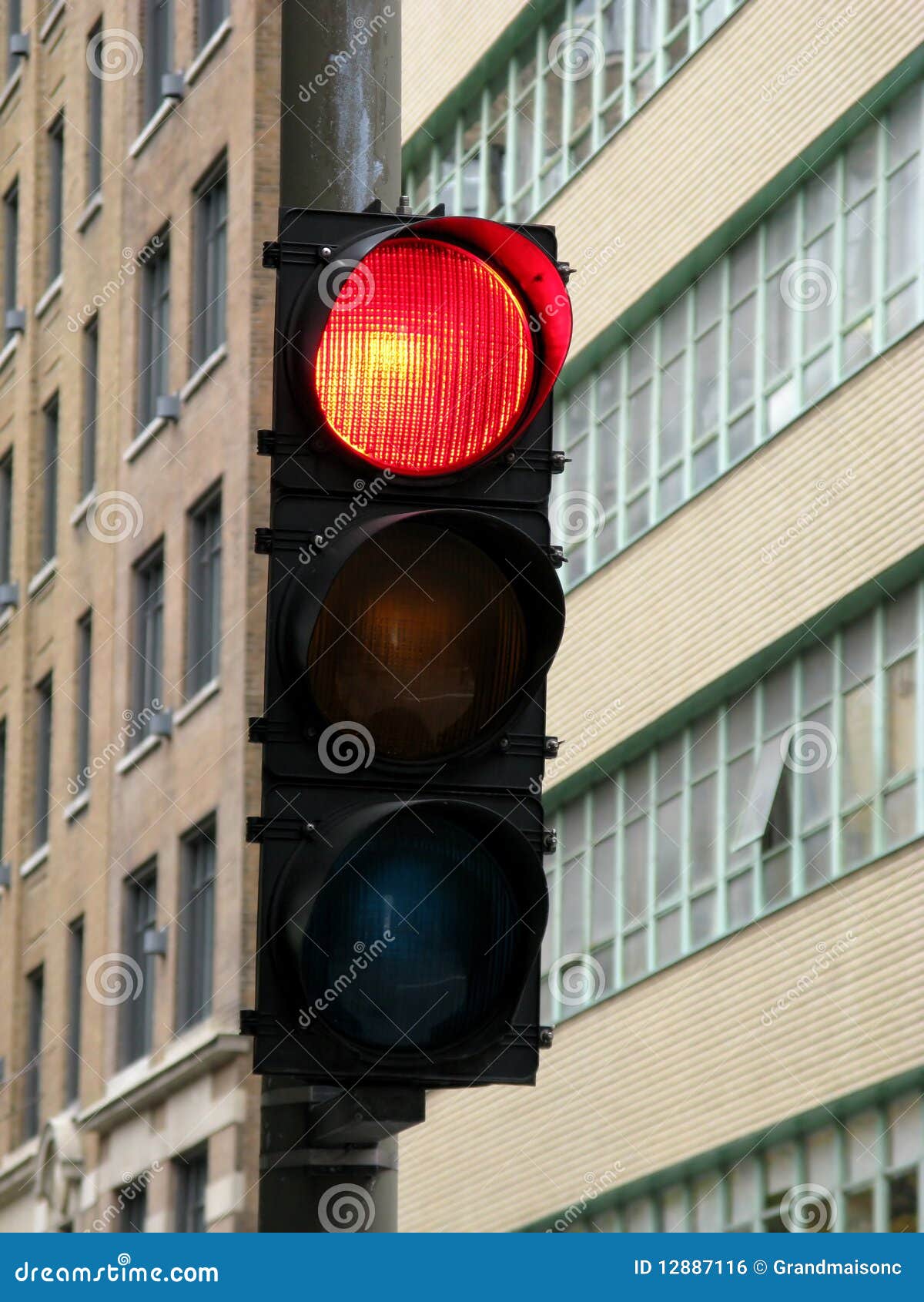 Stedelijk Verkeerslicht Op Rood Stock Foto - Image of stoplicht ...