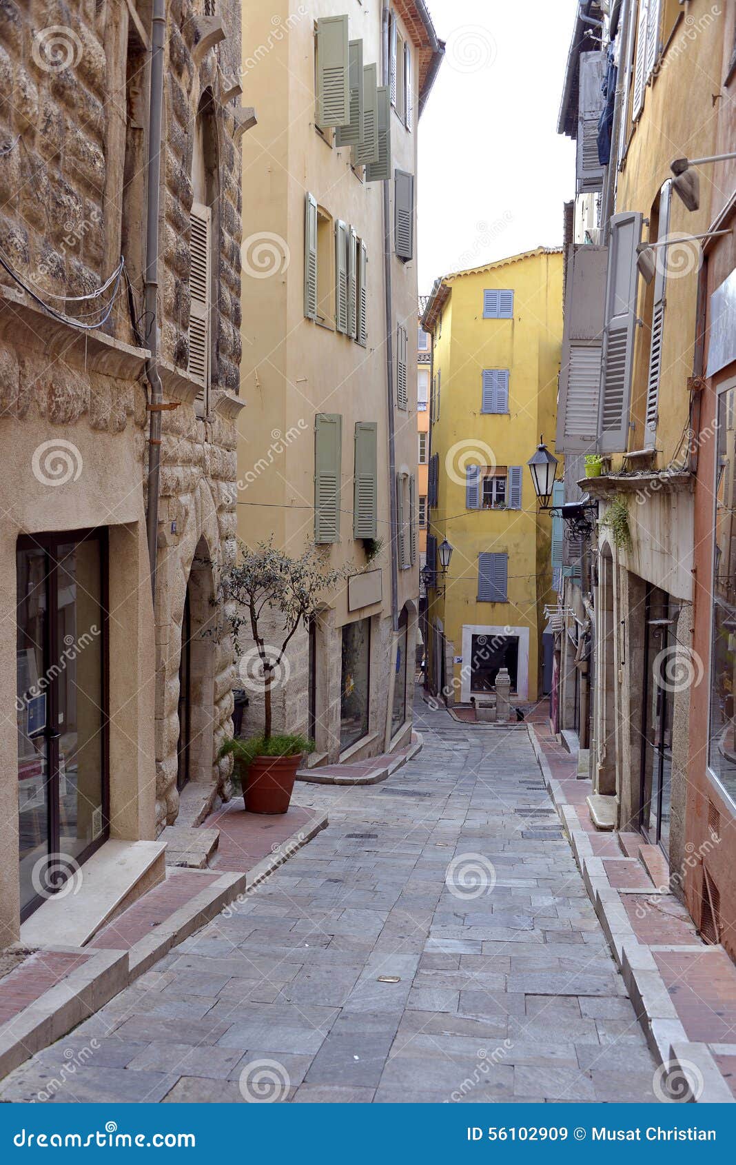 Steeg in Grasse in Frankrijk Stock Afbeelding - Image of bewijs, geel ...