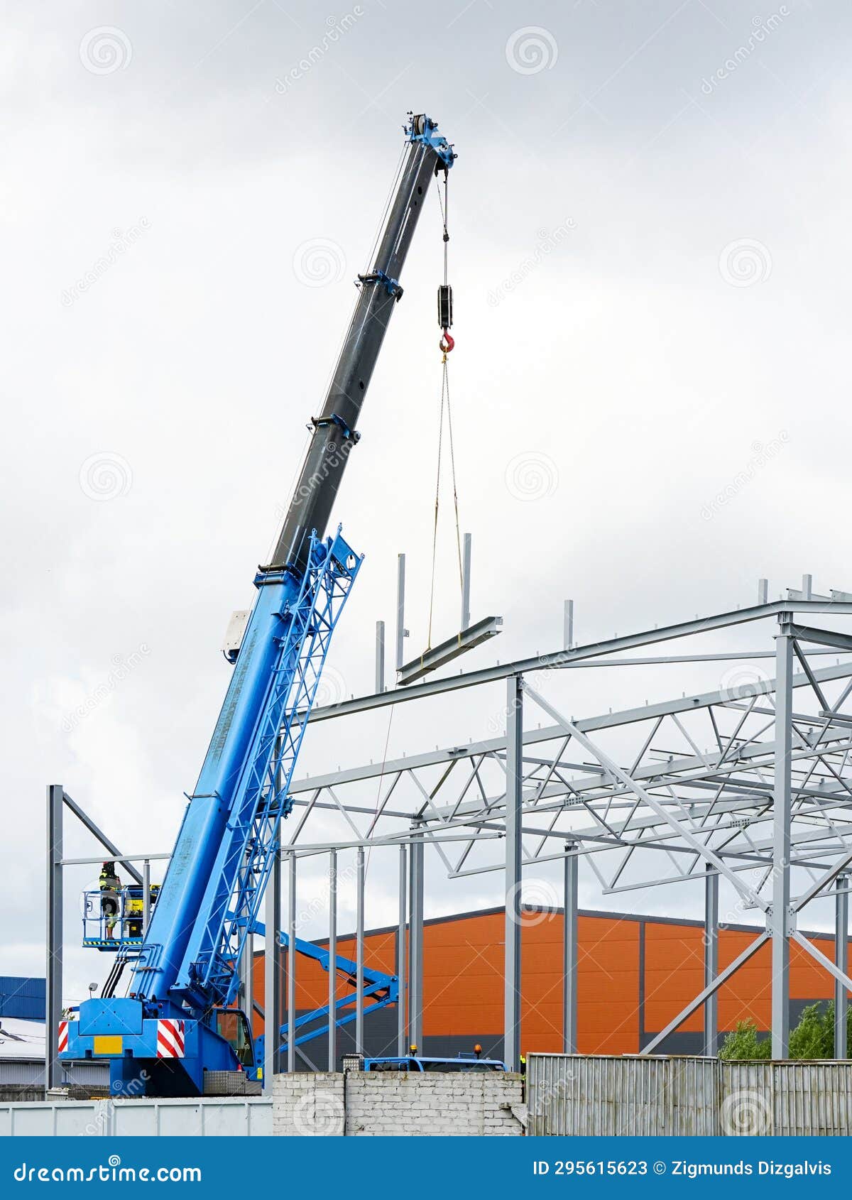 Steel Frame Structure Assembly Using Telescopic Boom Crane and Self ...