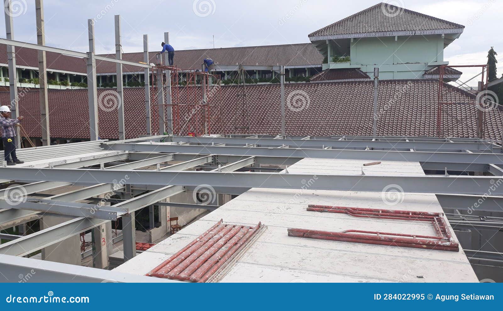 The Erection of the Steel Column for the Roof Structure Stock Image ...