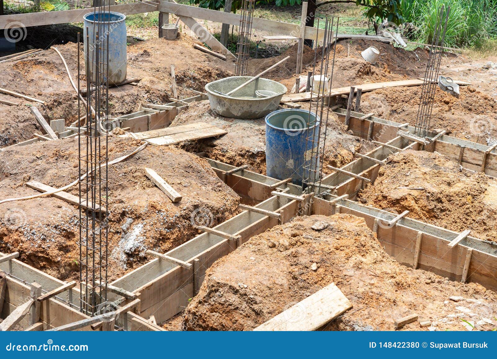 Steel Structure and Mortar Structure of Building a House Mainly Using ...