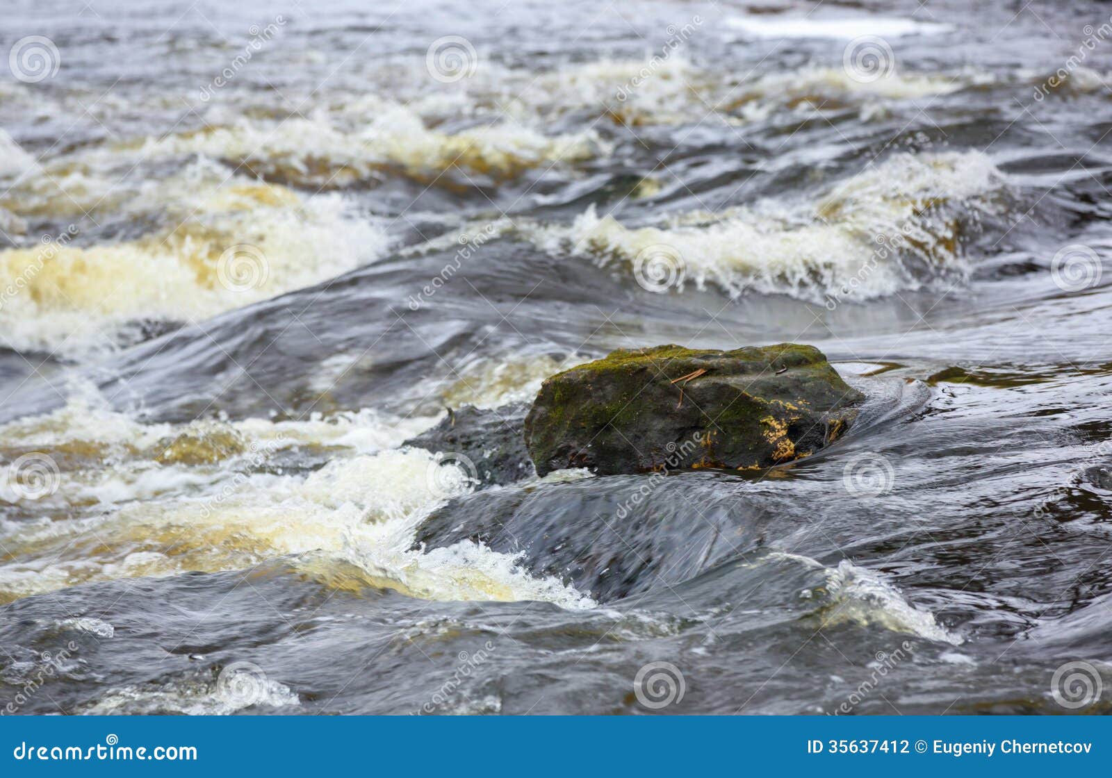 Steen in een snelle rivier stock foto. Image of genaturaliseerd - 35637412