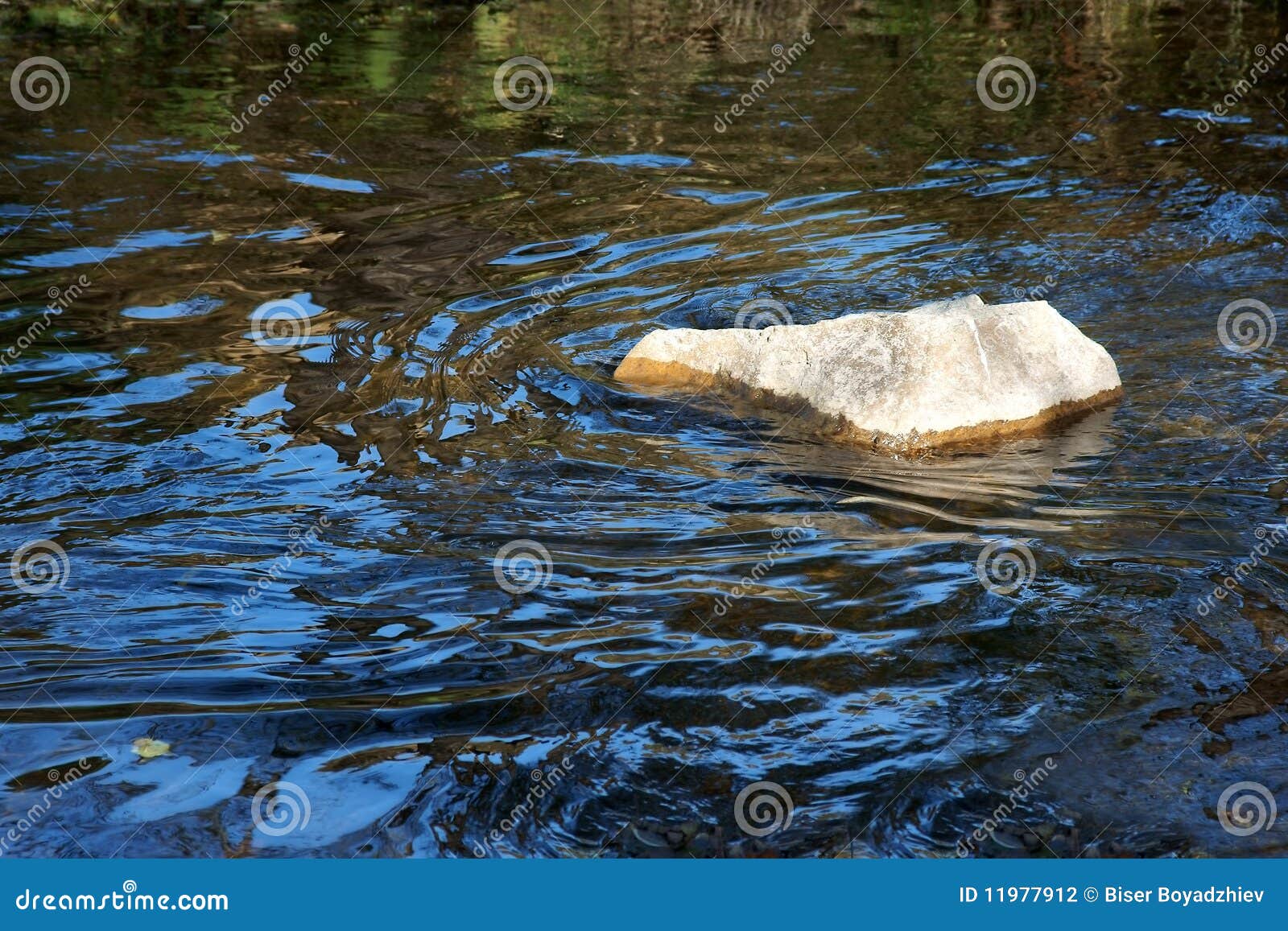 Steen in rivier stock foto. Image of oppervlakte, golf - 11977912