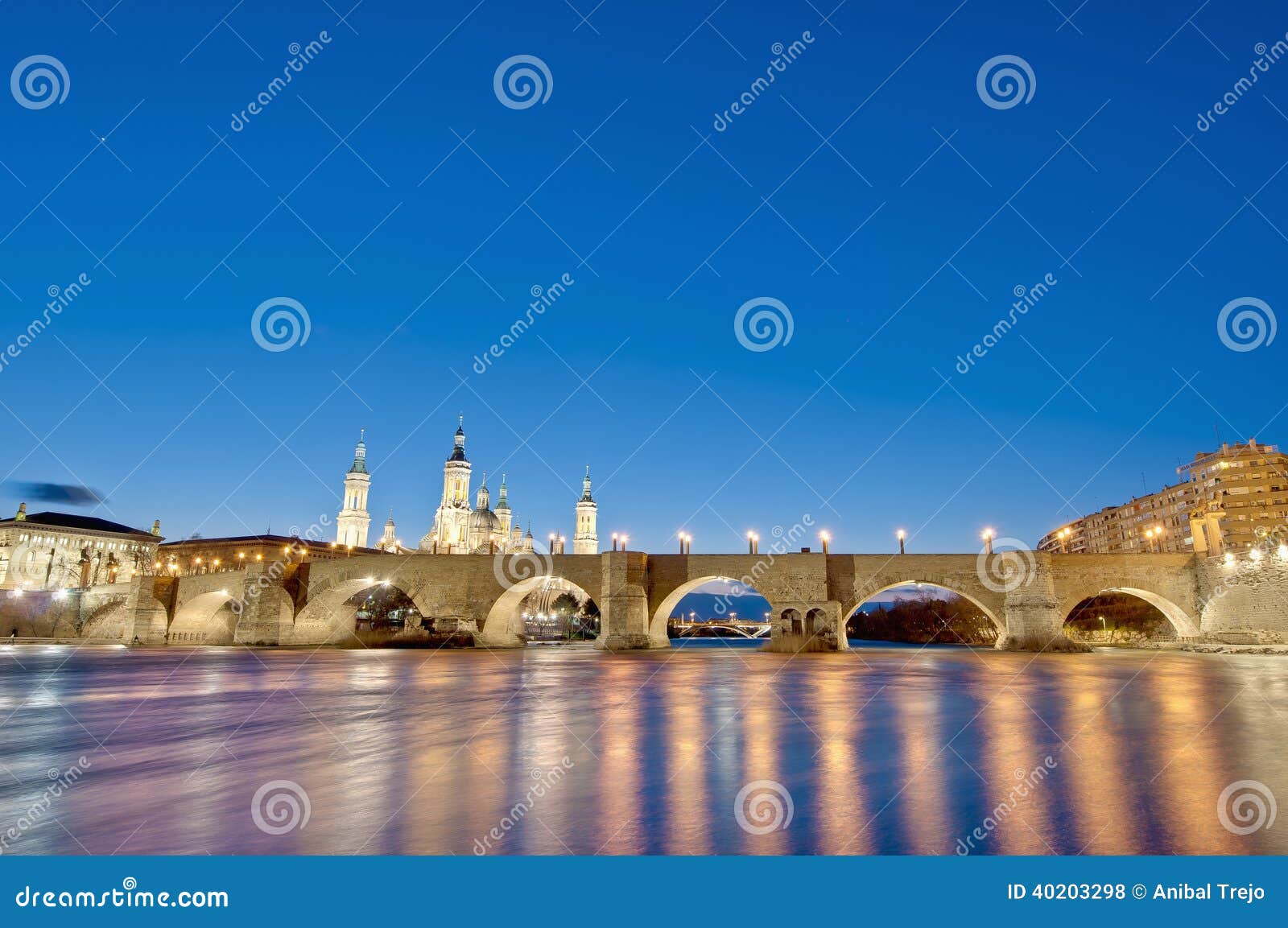 Steenbrug Over De Ebro Rivier in Zaragoza, Spanje Stock Foto - Image of ...