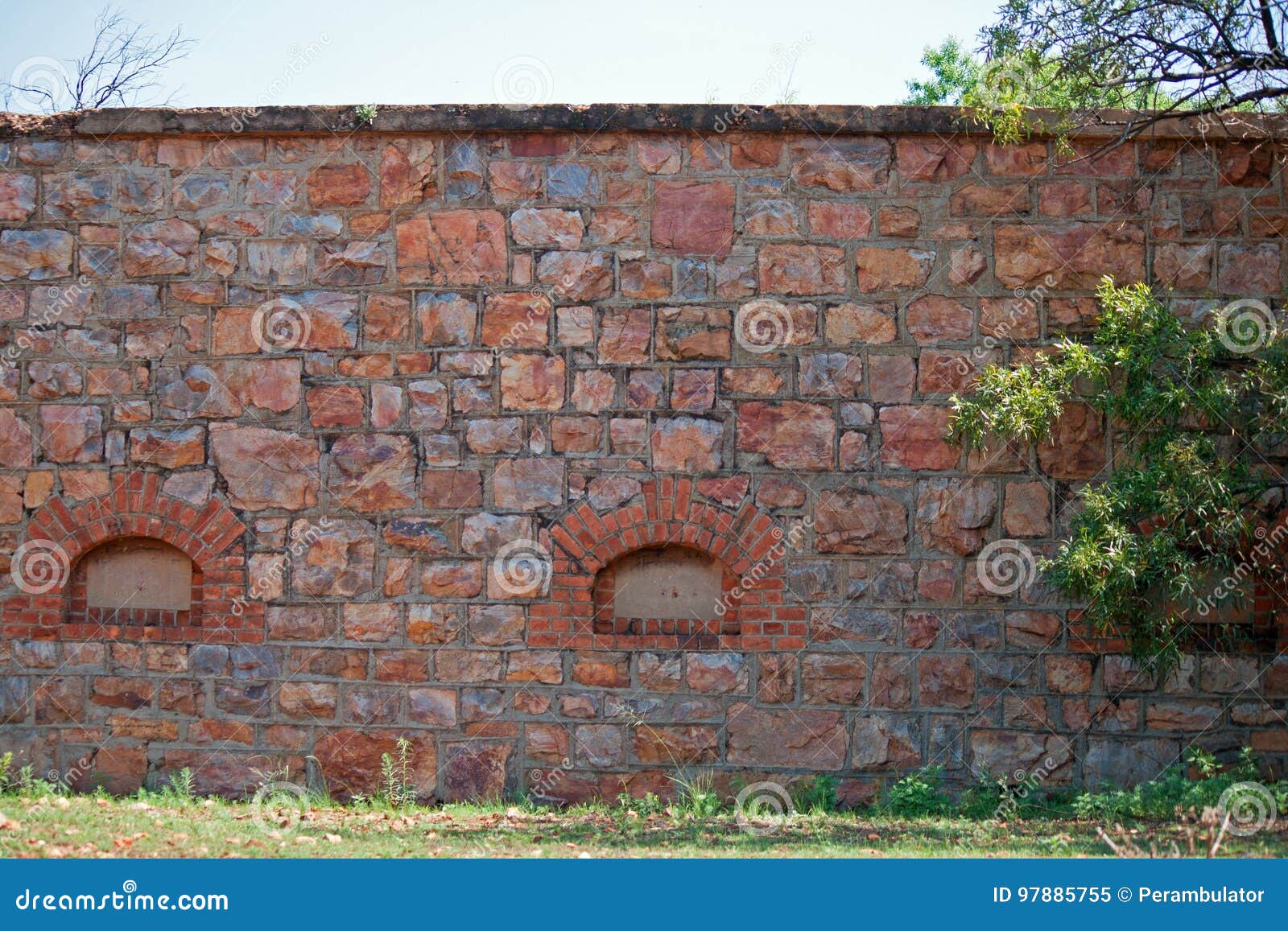 STEENmuur VAN OUD FORT stock afbeelding. Image of kant - 97885755