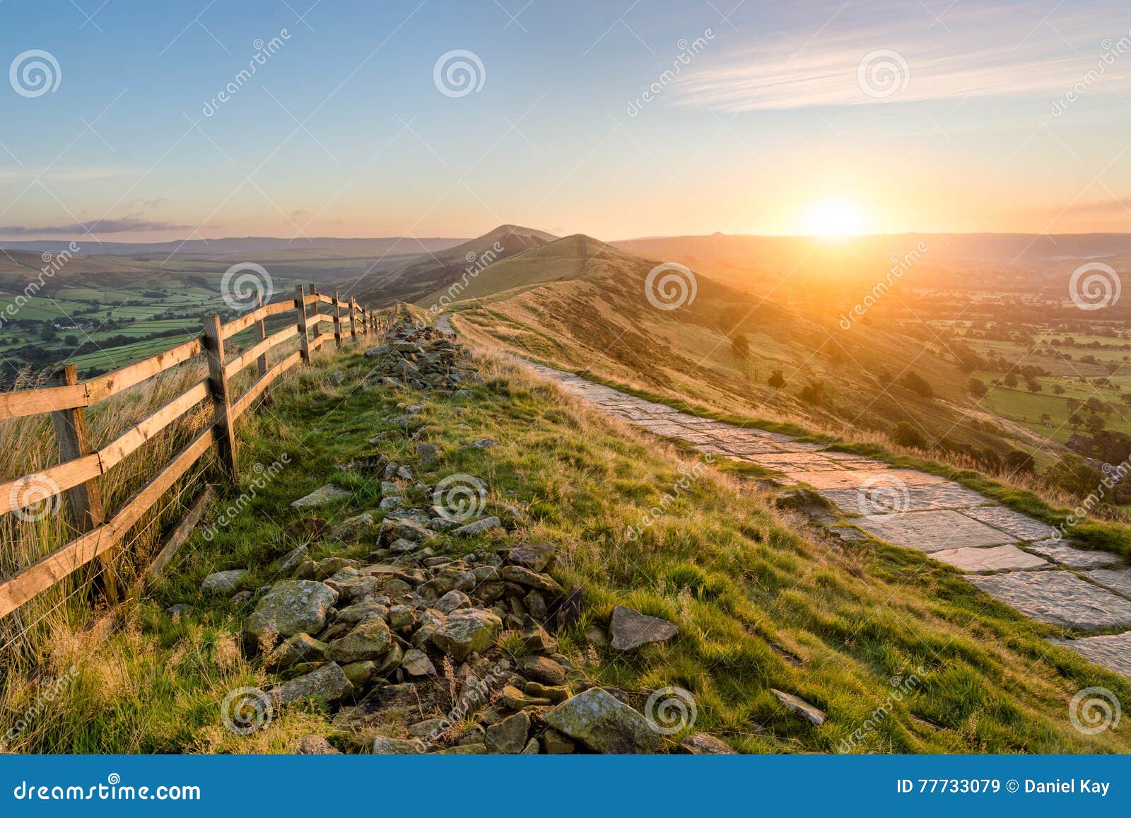 Steenvoetpad Langs Berg Ridge in Peak District Stock Afbeelding - Image ...