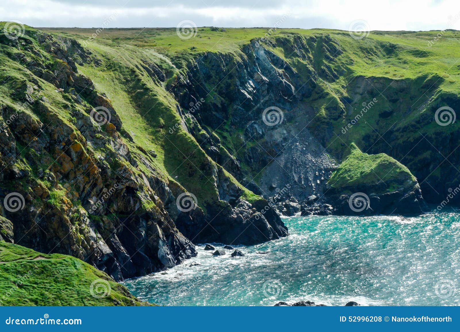 Steile Klippen Um Mittelpfosten-Bucht, Cornwall Stockfoto - Bild von ...