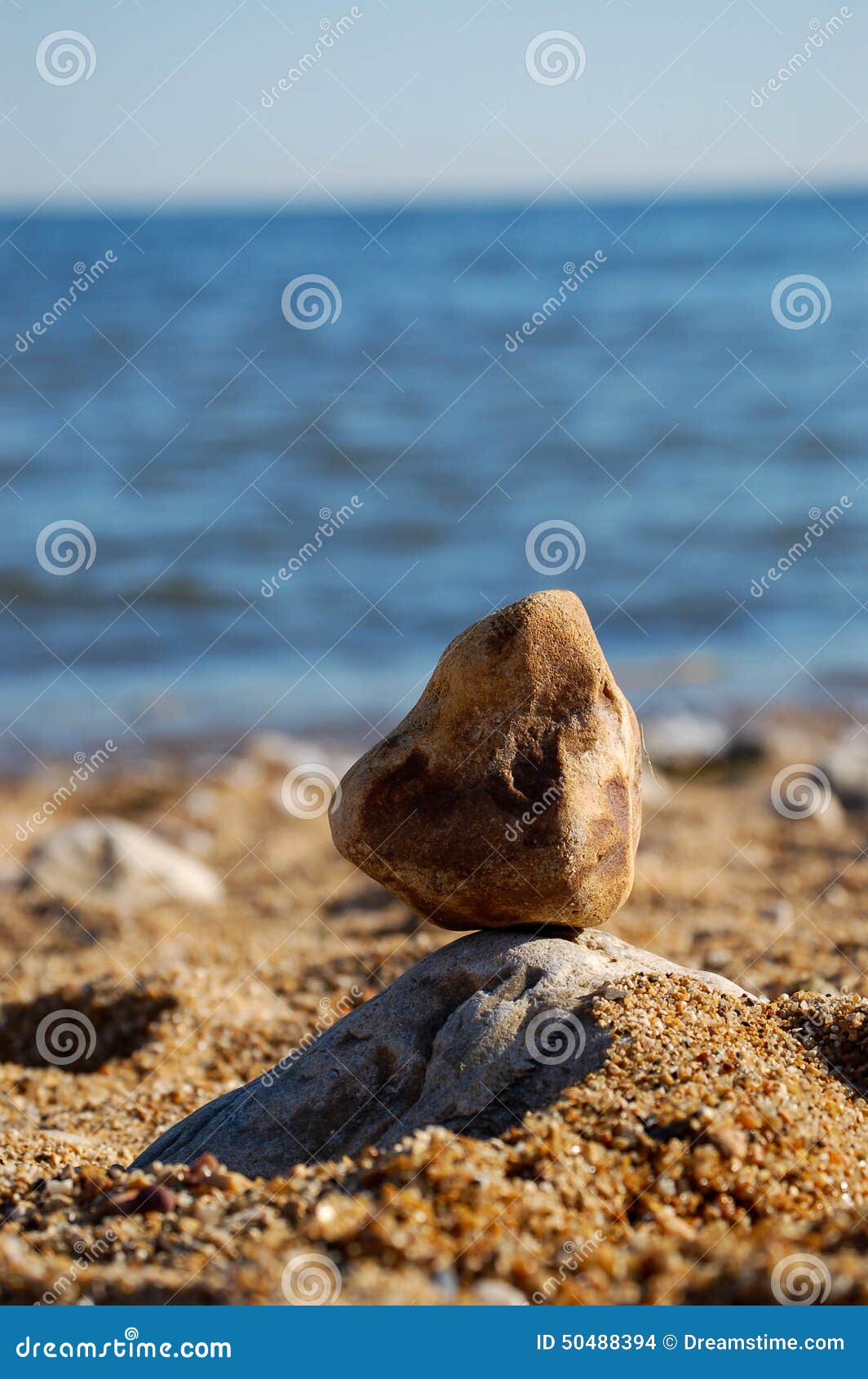 Stein auf Strand stockfoto. Bild von sandig, stein, sand - 50488394
