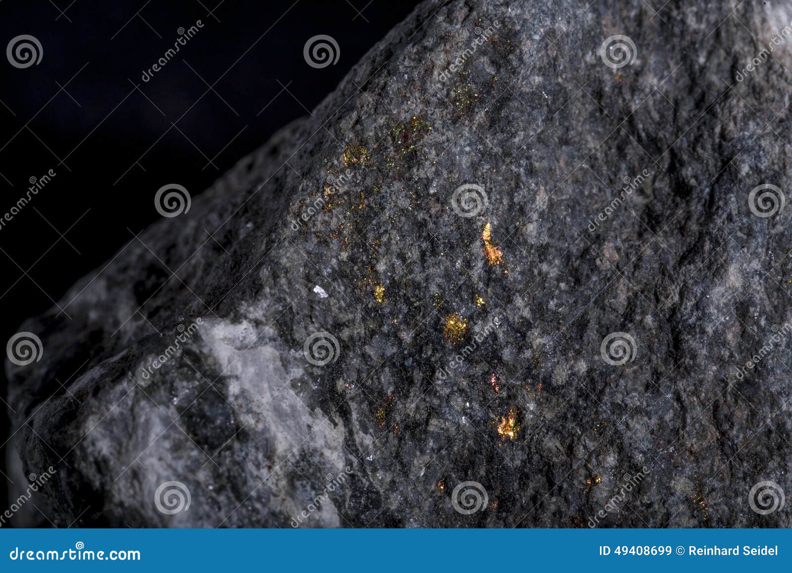 Stein mit Goldader stockbild. Bild von schwarzes, rauh - 49408699