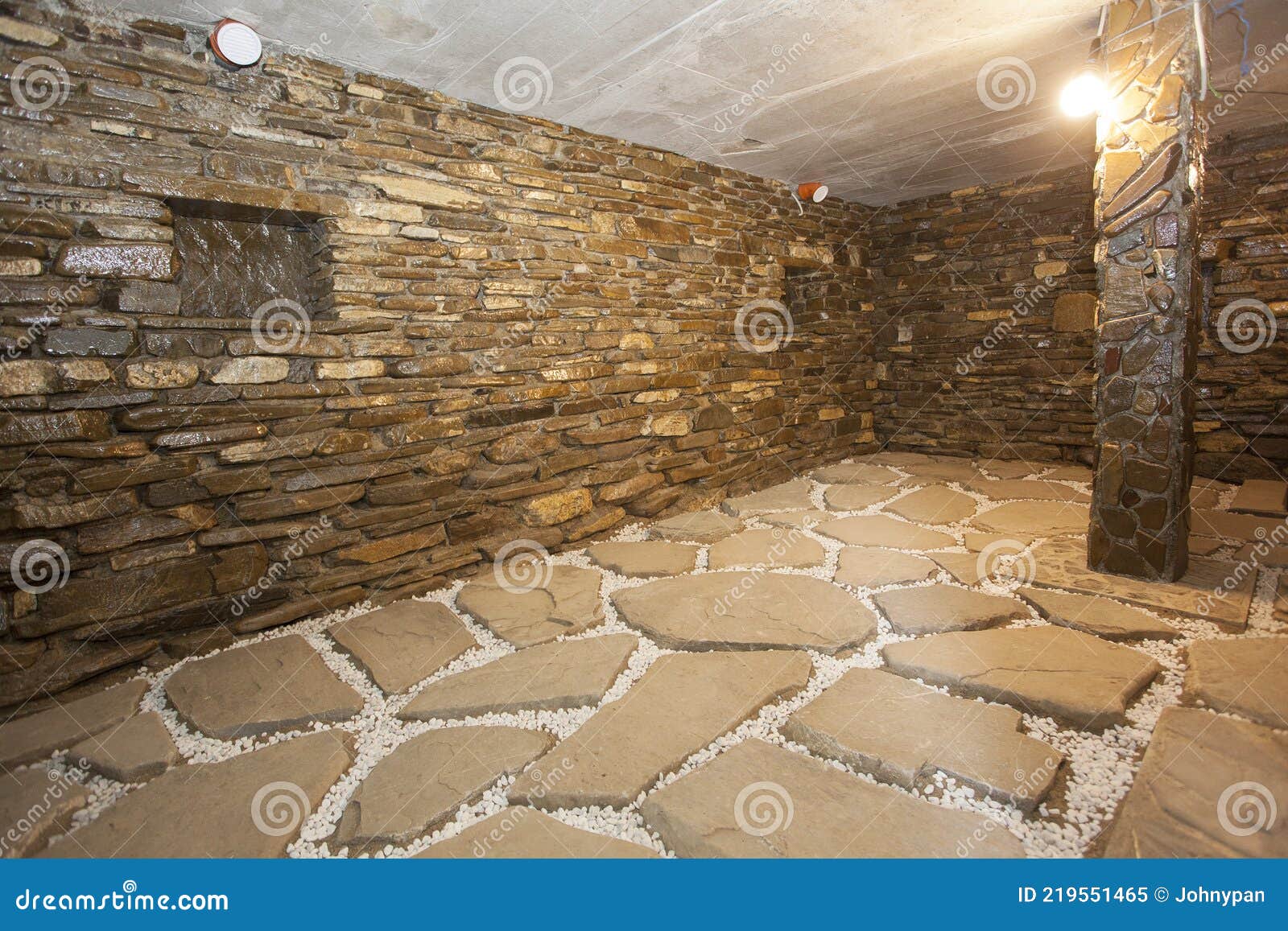 Steinkeller im Haus stockbild. Bild von konzept, schmutz - 219551465