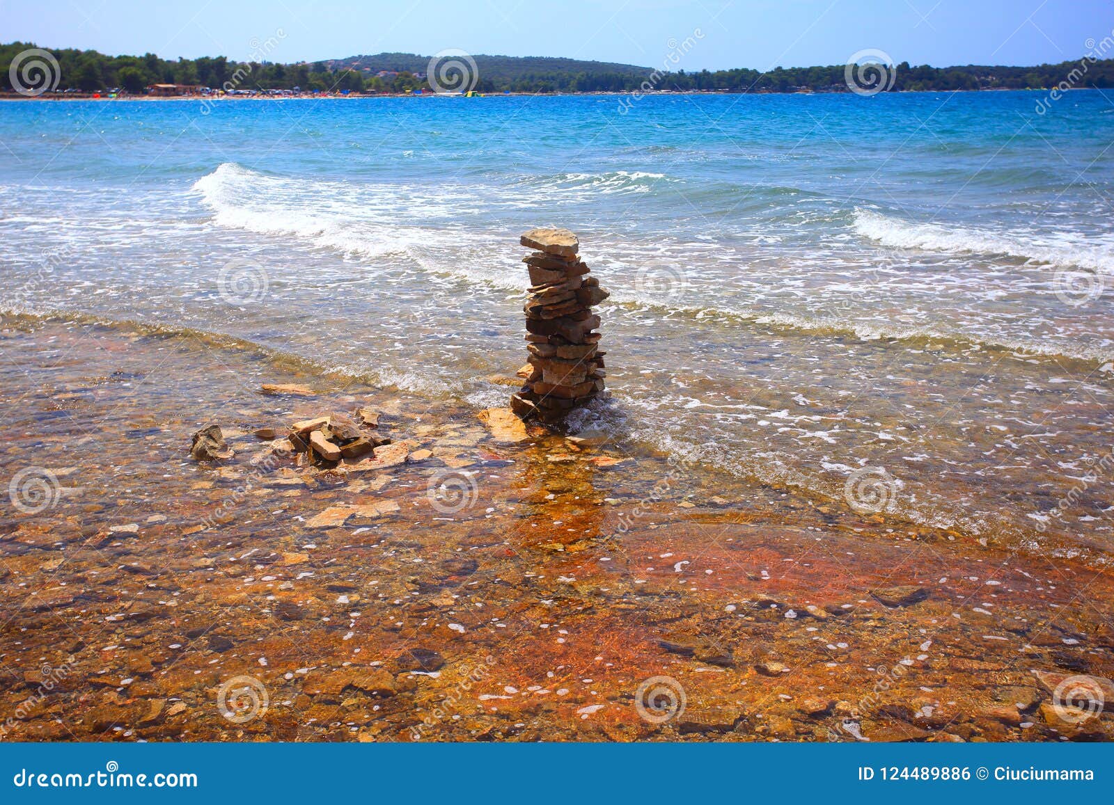 Steinstrand in Kroatien stockfoto. Bild von hintergrund - 124489886