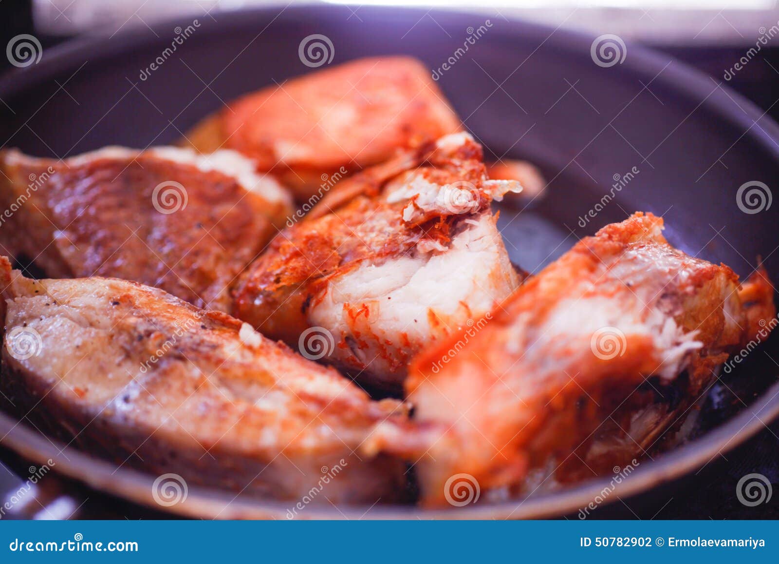 Steka fiskbiffar i panna arkivfoto. Bild av baksheesh - 50782902