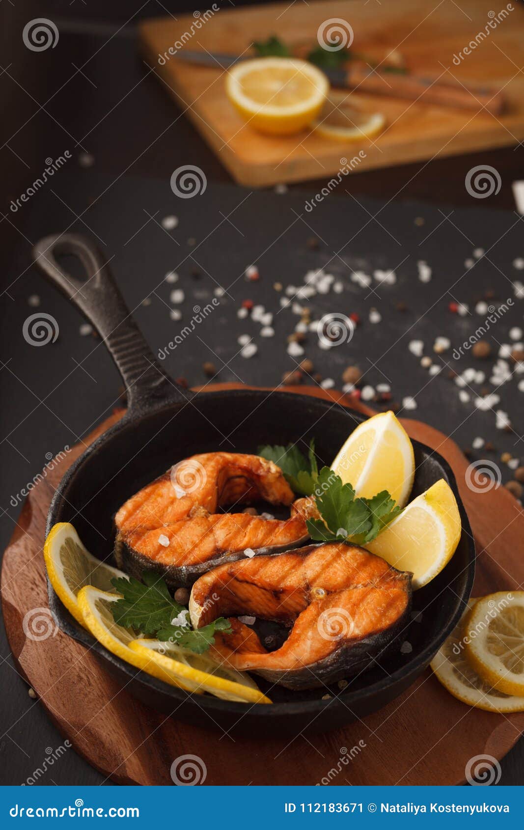 Stekt eller grillad fisk fotografering för bildbyråer. Bild av banta ...