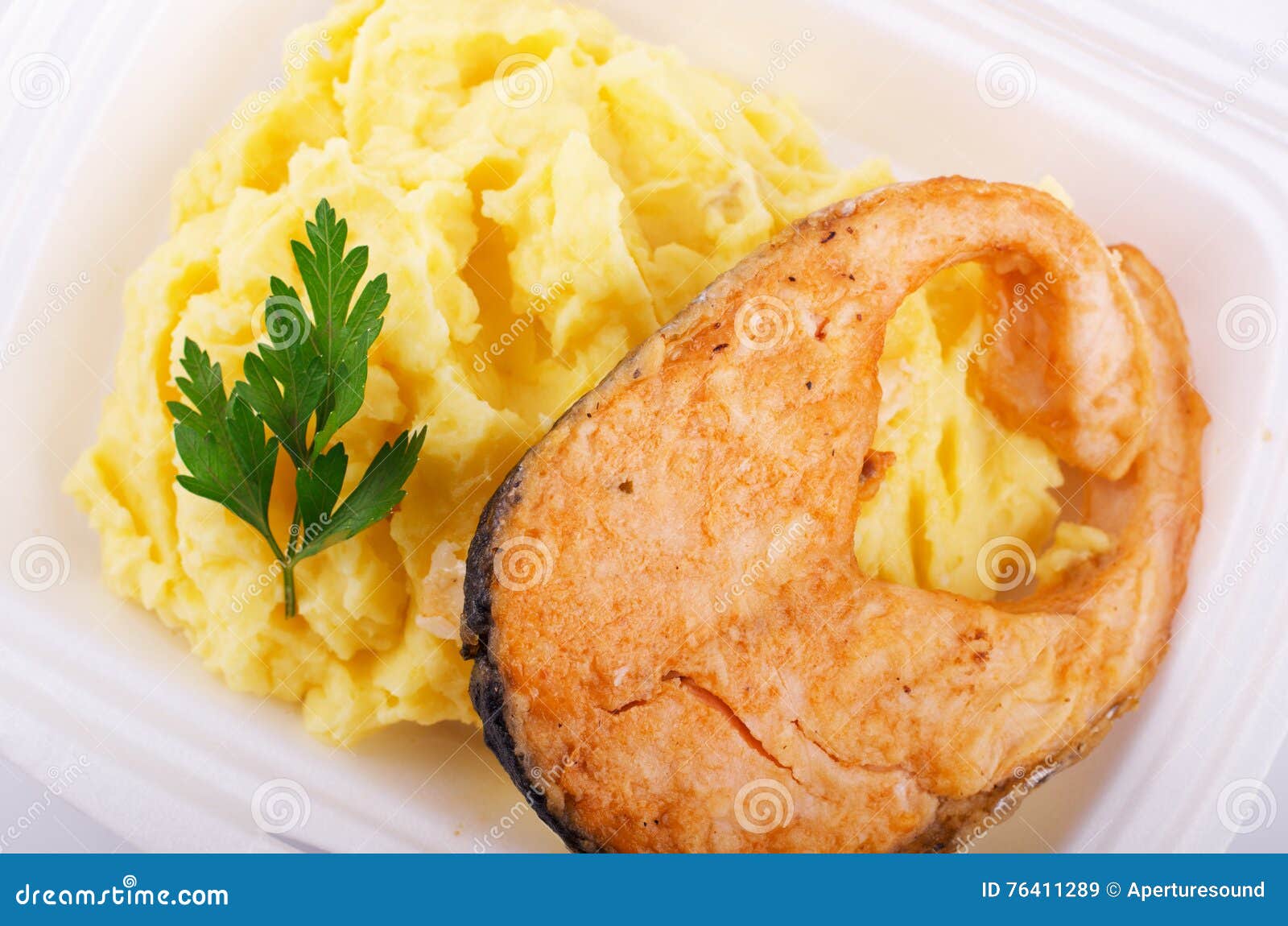 Stekt Fisk Med Mosade Potatisar Fotografering för Bildbyråer - Bild av ...