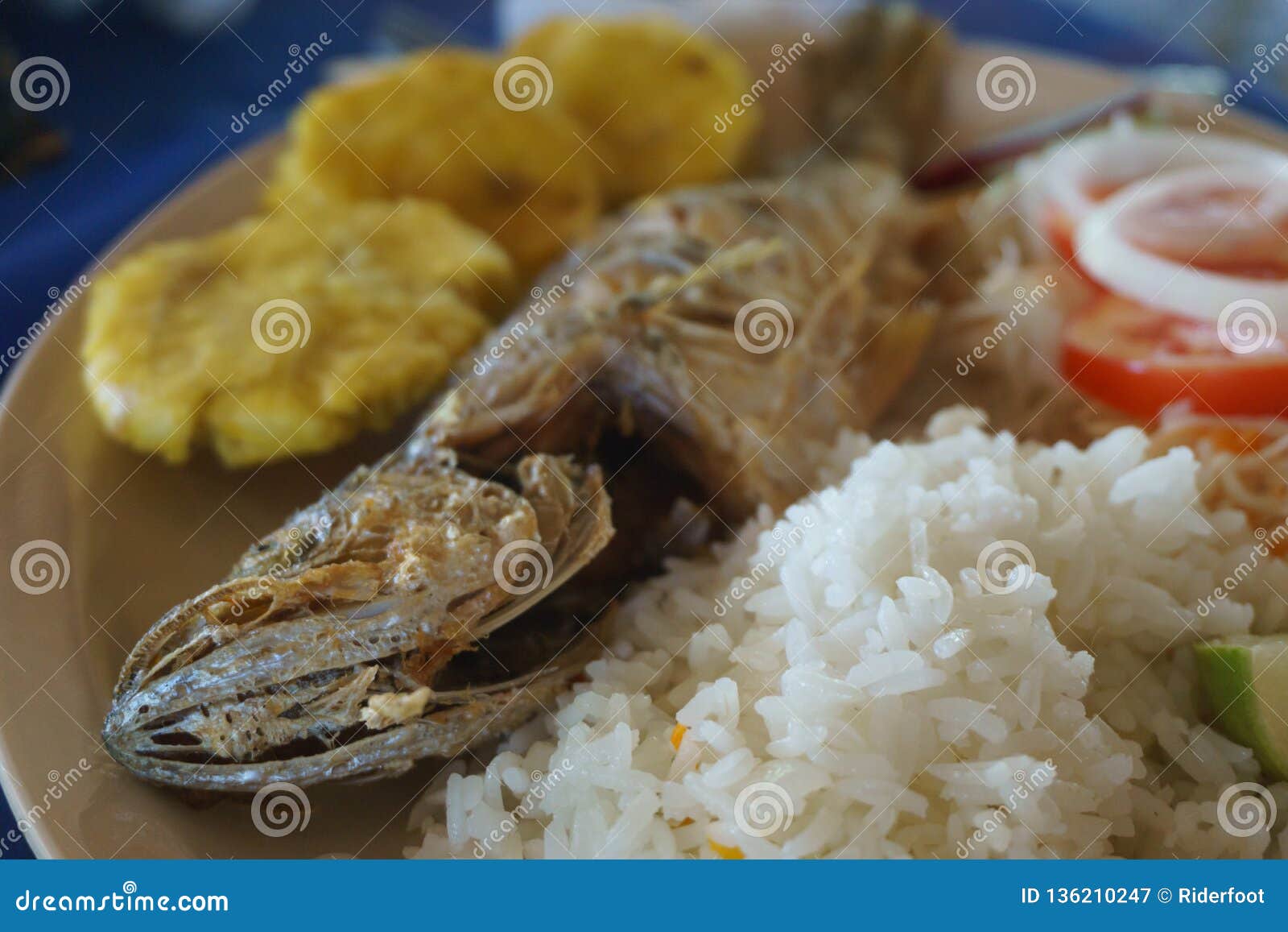 Stekt Fisk Med Ris Och Bananen Fotografering för Bildbyråer - Bild av ...