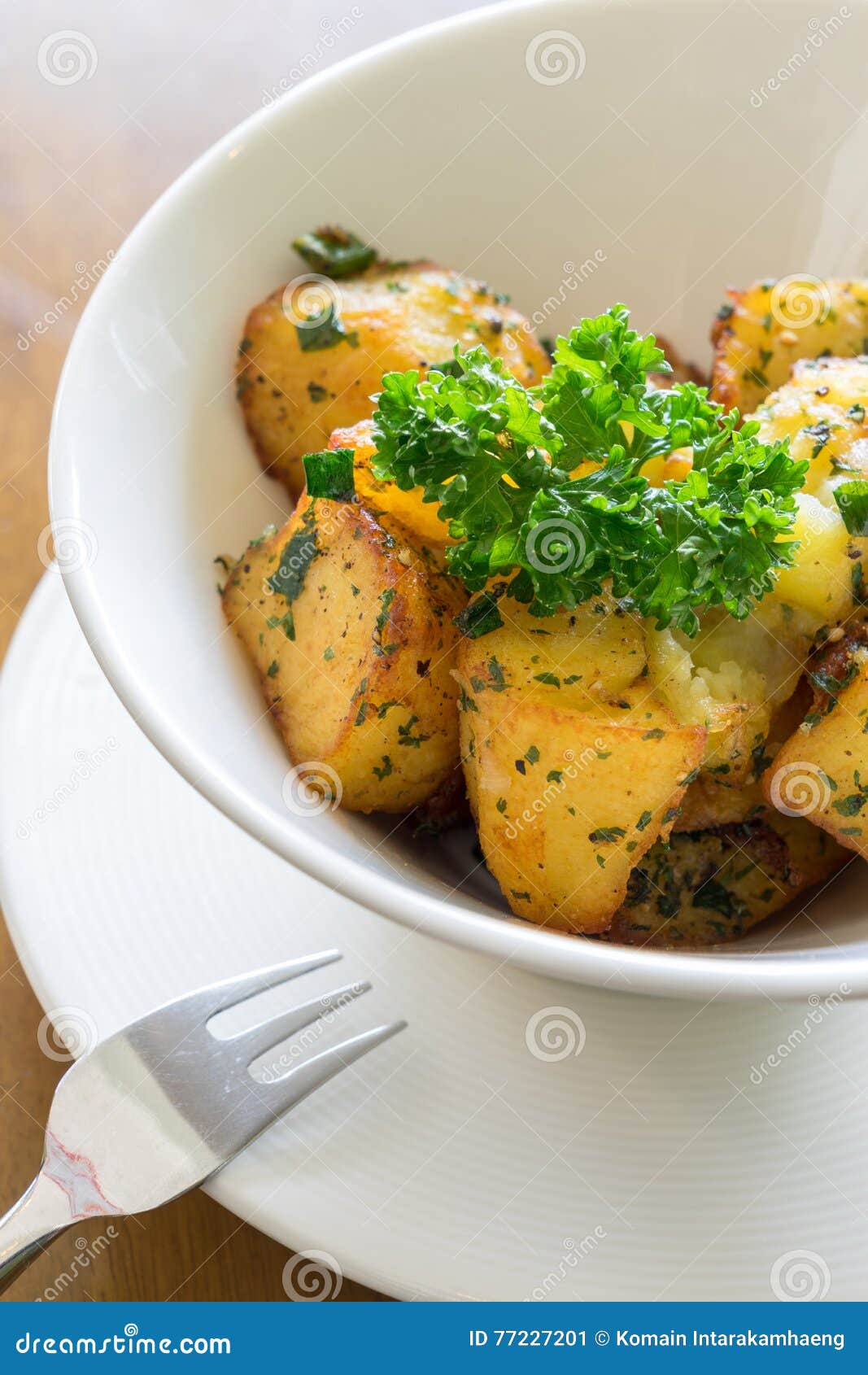 Stekt potatis fotografering för bildbyråer. Bild av deltagare - 77227201