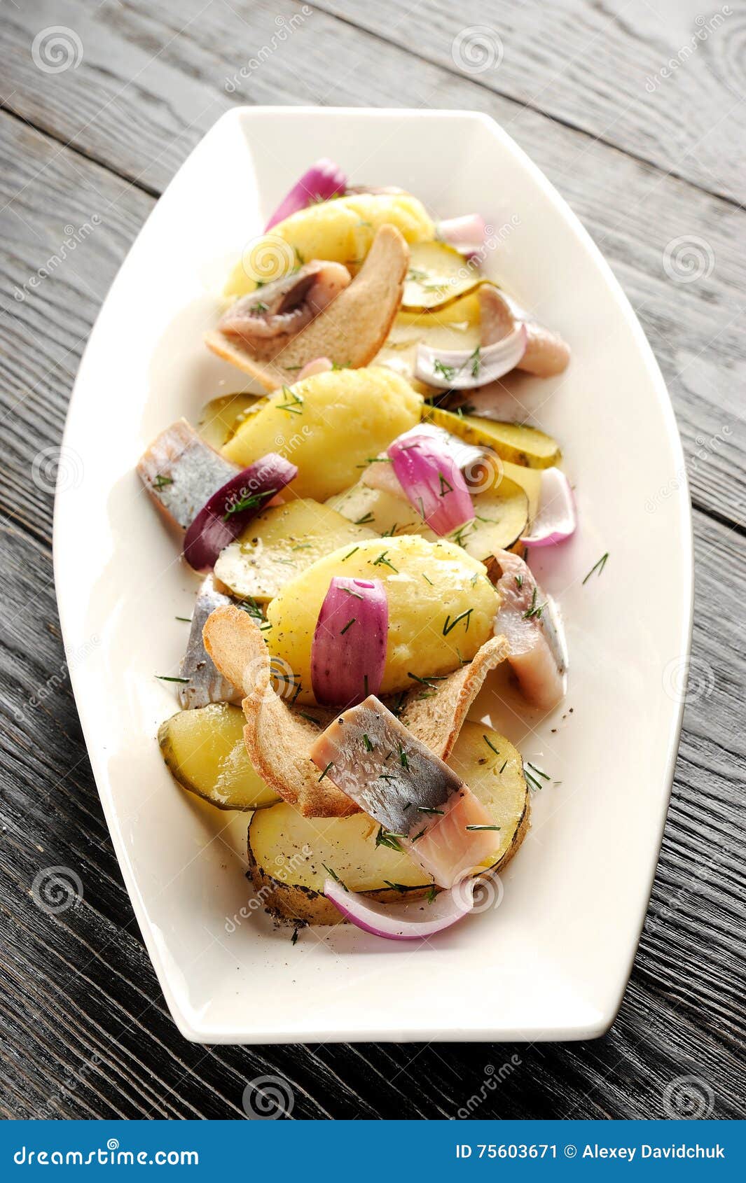 Stekt Potatis Och Inlagd Sill Fotografering för Bildbyråer - Bild av ...