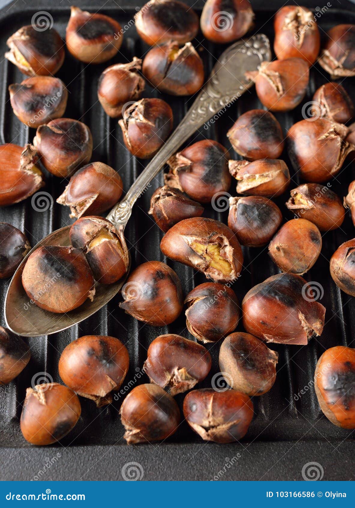 Stekte kastanjer arkivfoto. Bild av grillat, muttrar - 103166586