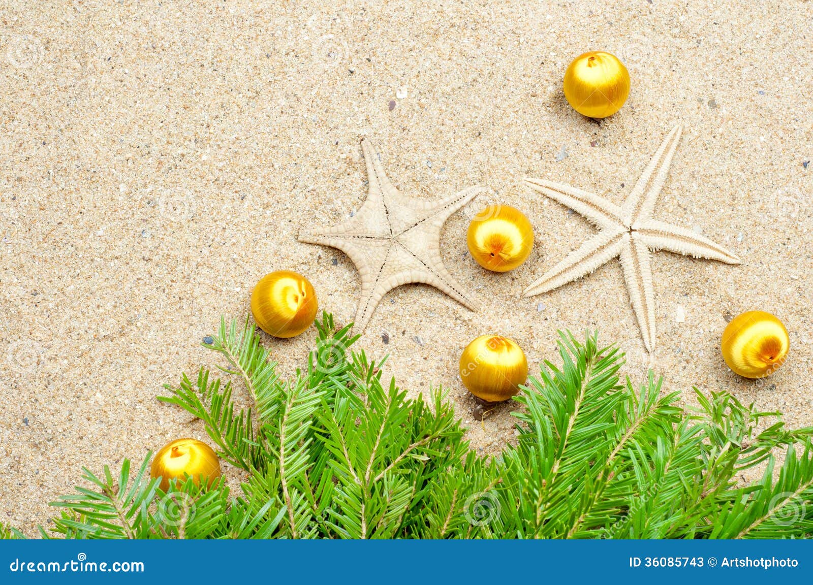 Stelle Marine Con Le Palle Di Natale Ed Albero Di Abete Sulla Sabbia