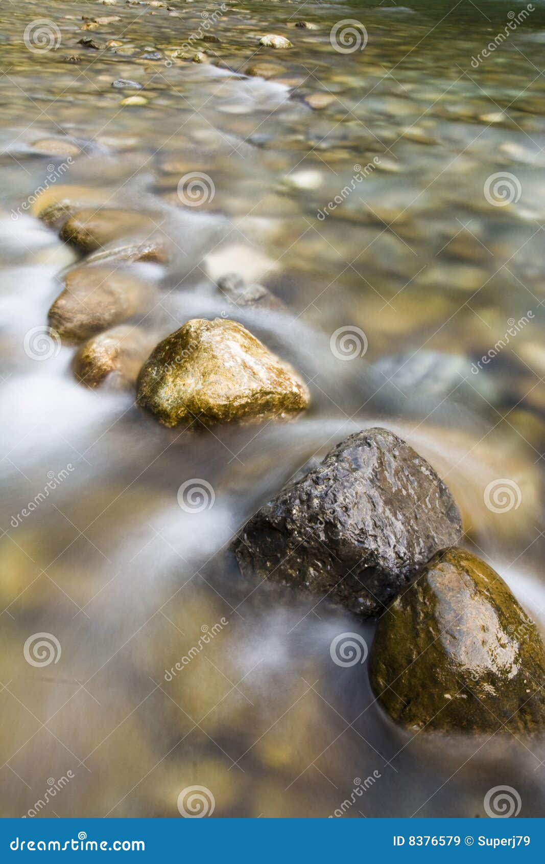 Stenen in de rivier stock afbeelding. Image of ontruim - 8376579